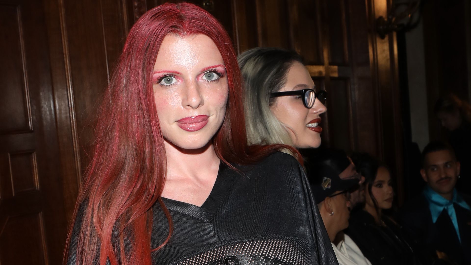 Knallrot: Julia Fox überrascht mit ihrer neuen Haarfarbe!