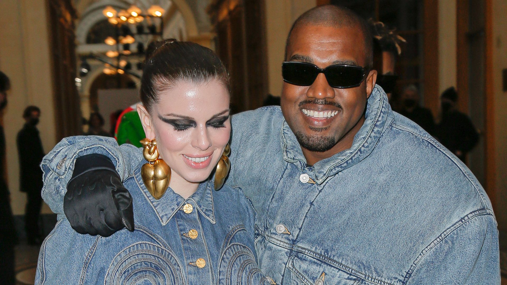 Wie ein Kind! Julia Fox über die Beziehung zu Kanye West