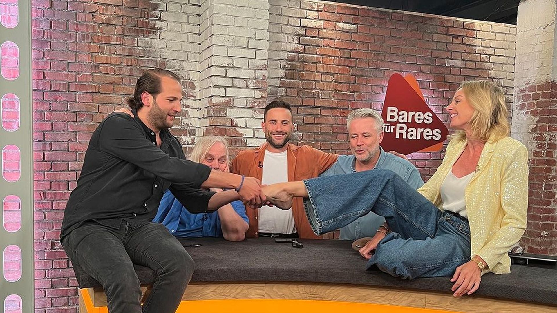 "Bares für Rares"-Julian massiert Susanne am Set die Füße!