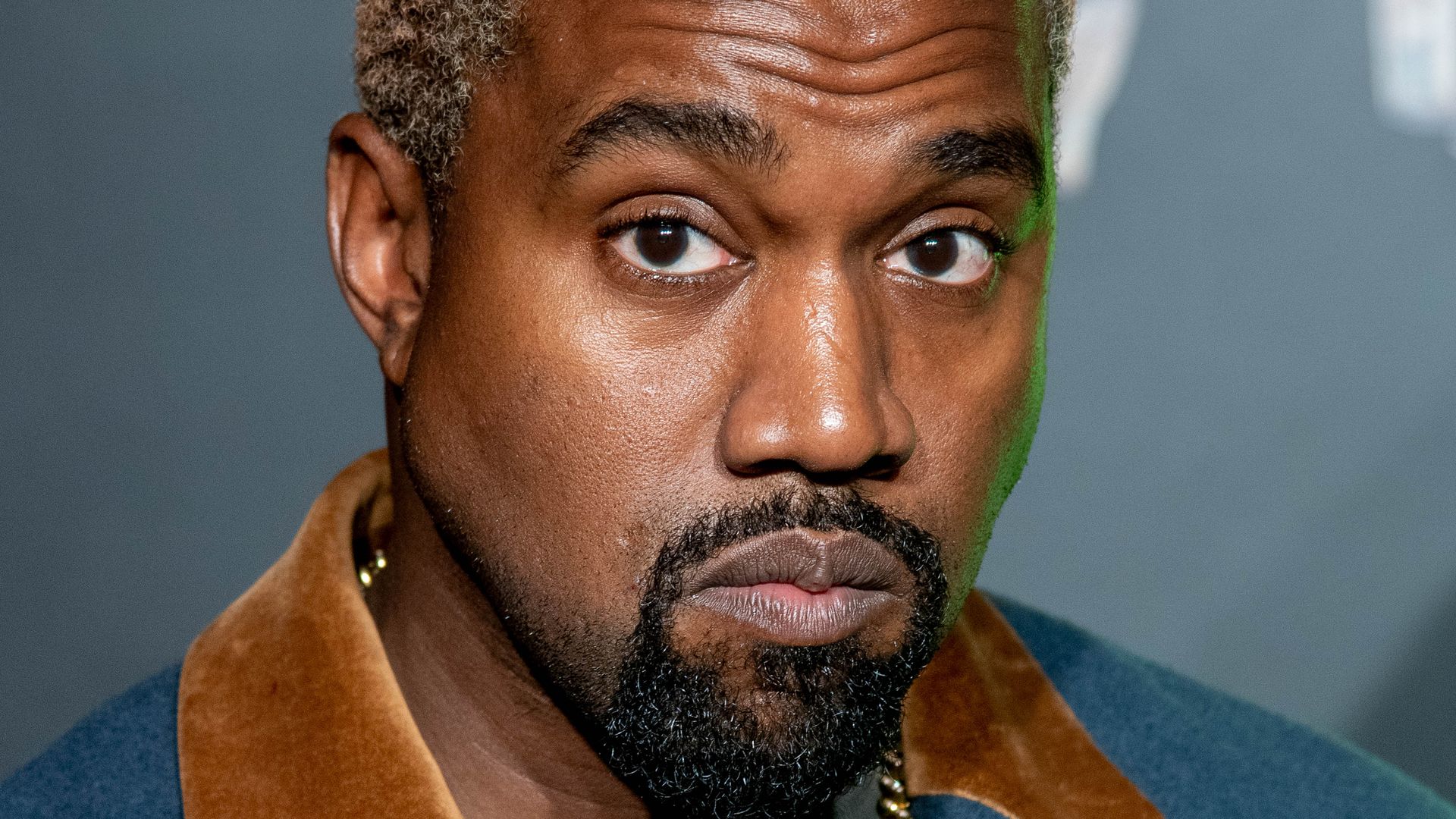 Ohne Sohle? Kanye West verwirrt mit seltsamem Polizei-Outfit