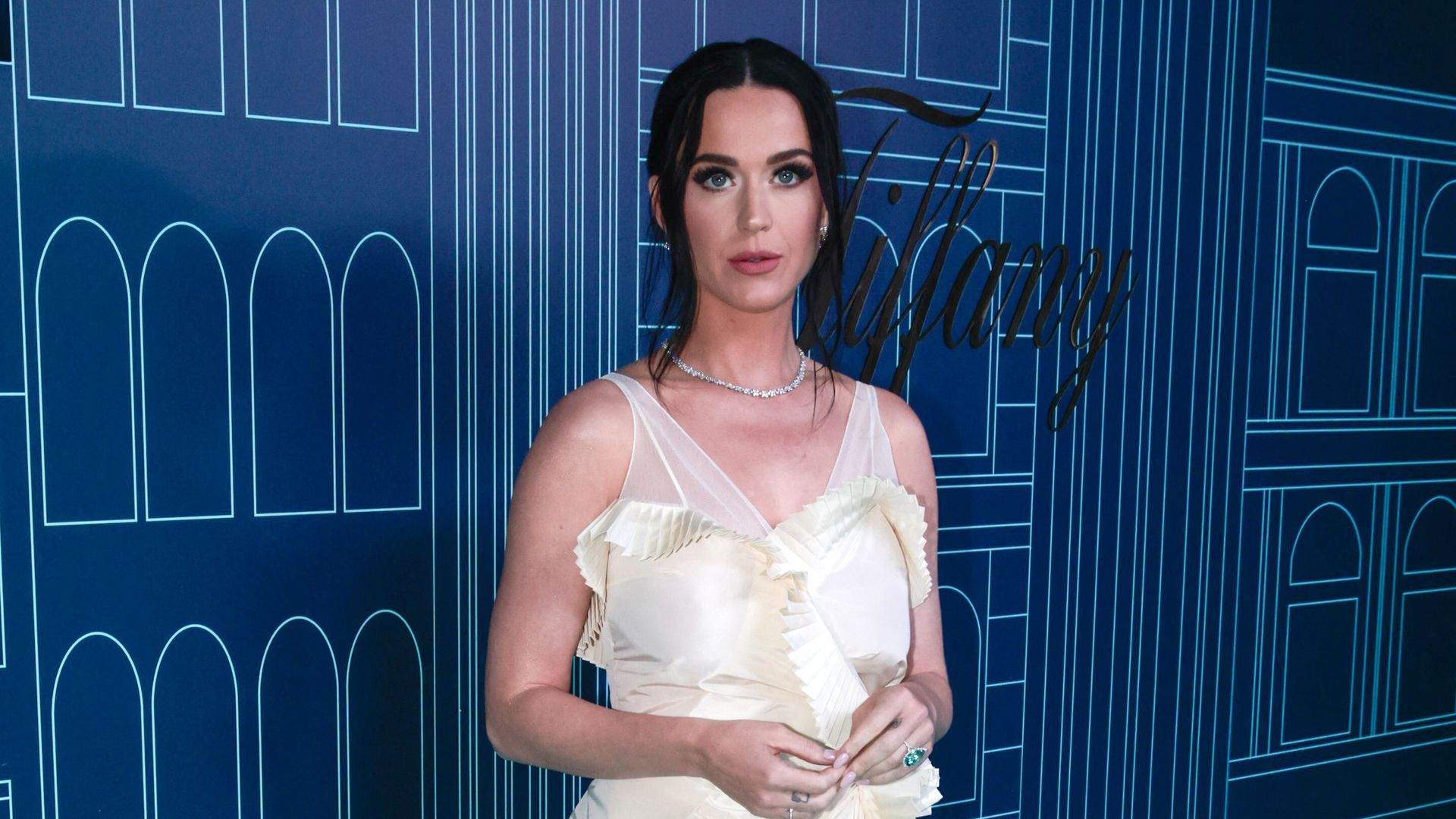 Top oder Flop? Katy Perry präsentiert sich im Rüschenkleid!