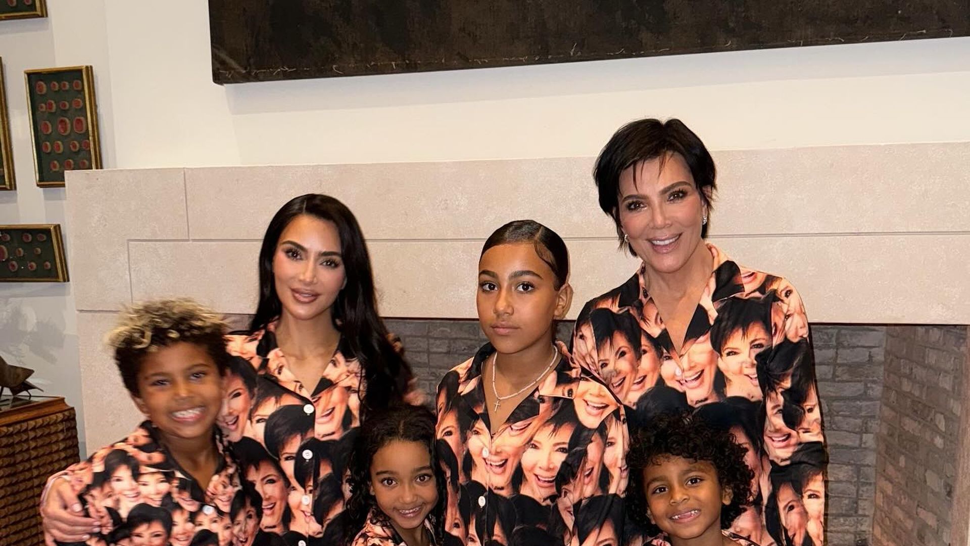 Kim Kardashians Kids tragen Pyjama mit Oma Kris' Gesicht
