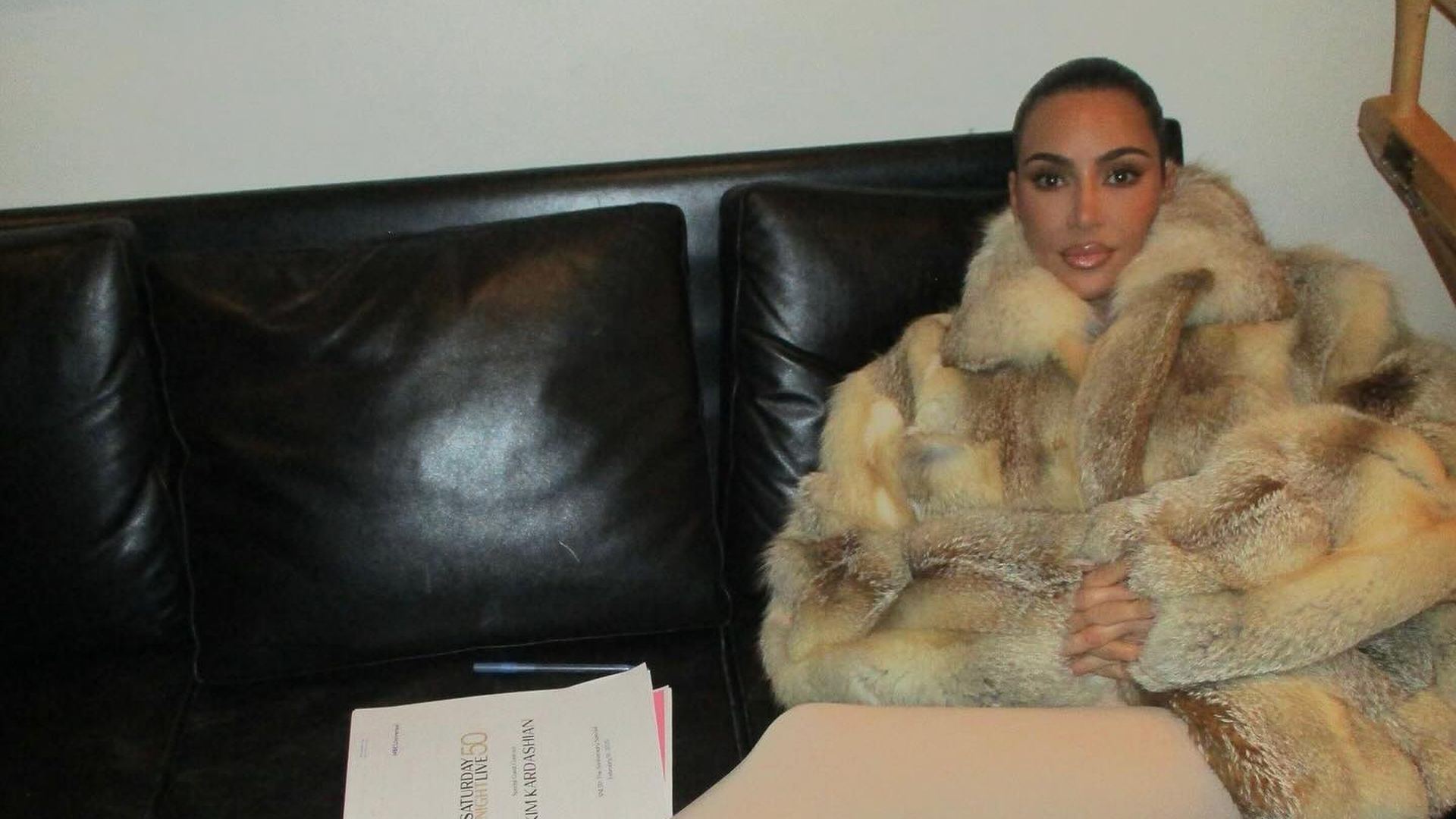 Body und Pelz: Kim Kardashian glänzt im Bianca-Censori-Stil