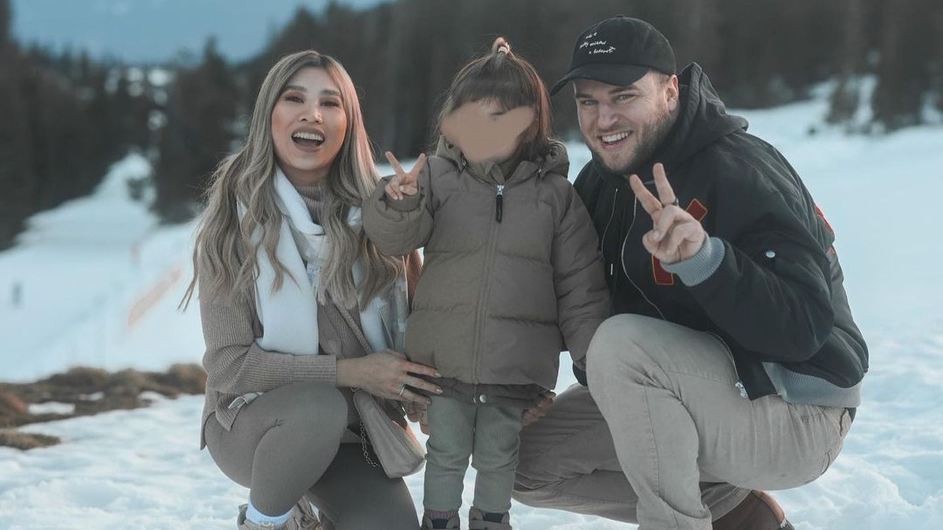 Süß! Schwangere Kisu genießt Winterurlaub mit ihrer Familie