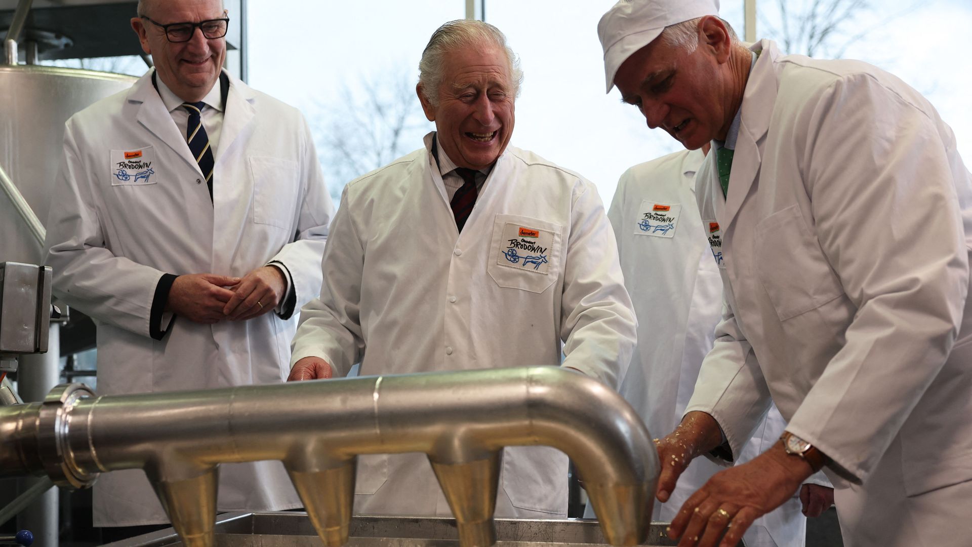 König Charles packt fröhlich in deutscher Käserei mit an!