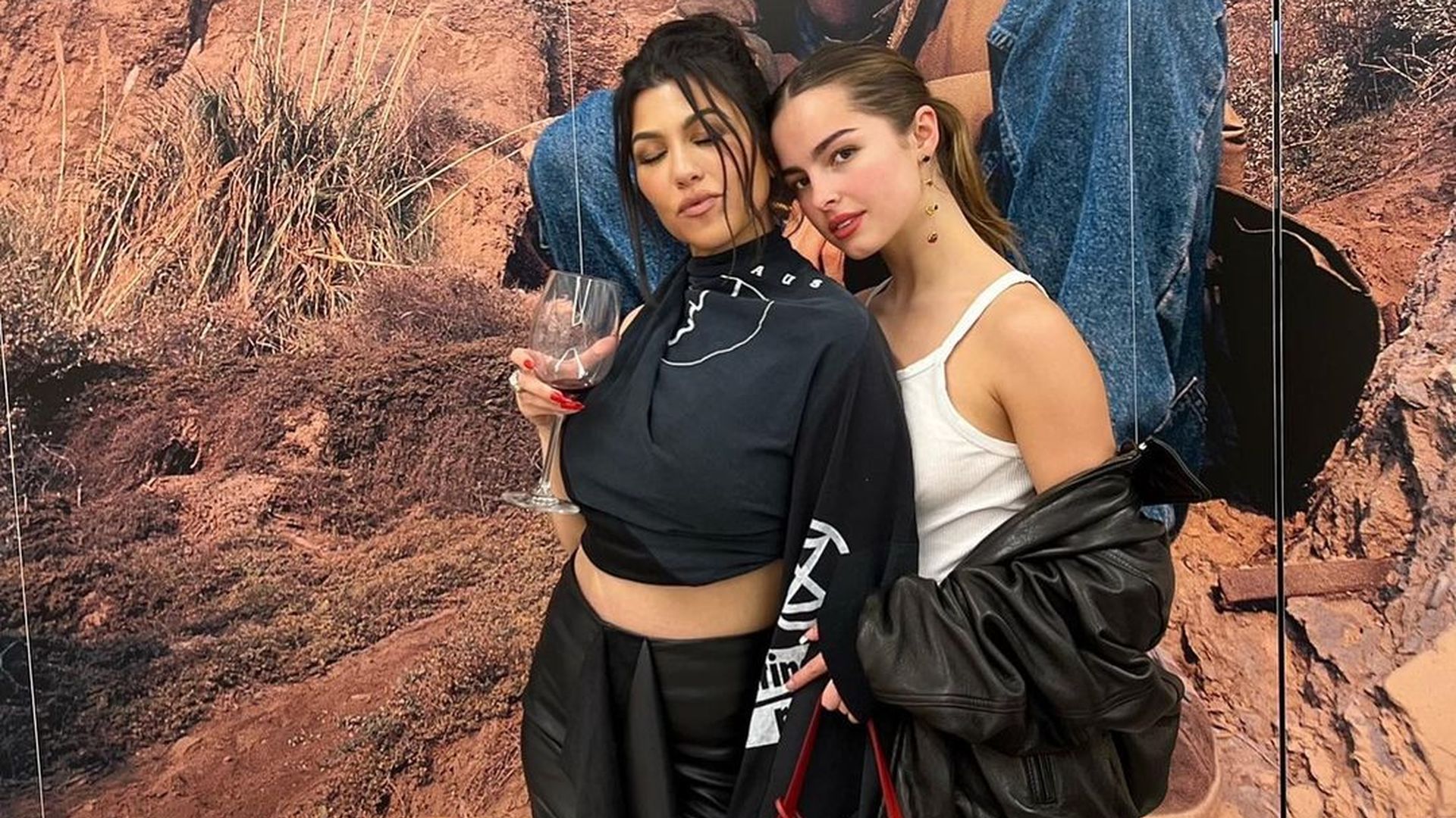 BFFs? Kourtney Kardashian und Addison Rae posieren zusammen