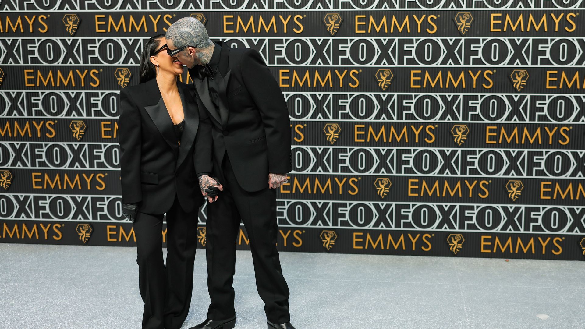 Kourtney Kardashian und Travis Barker züngeln bei den Emmys!