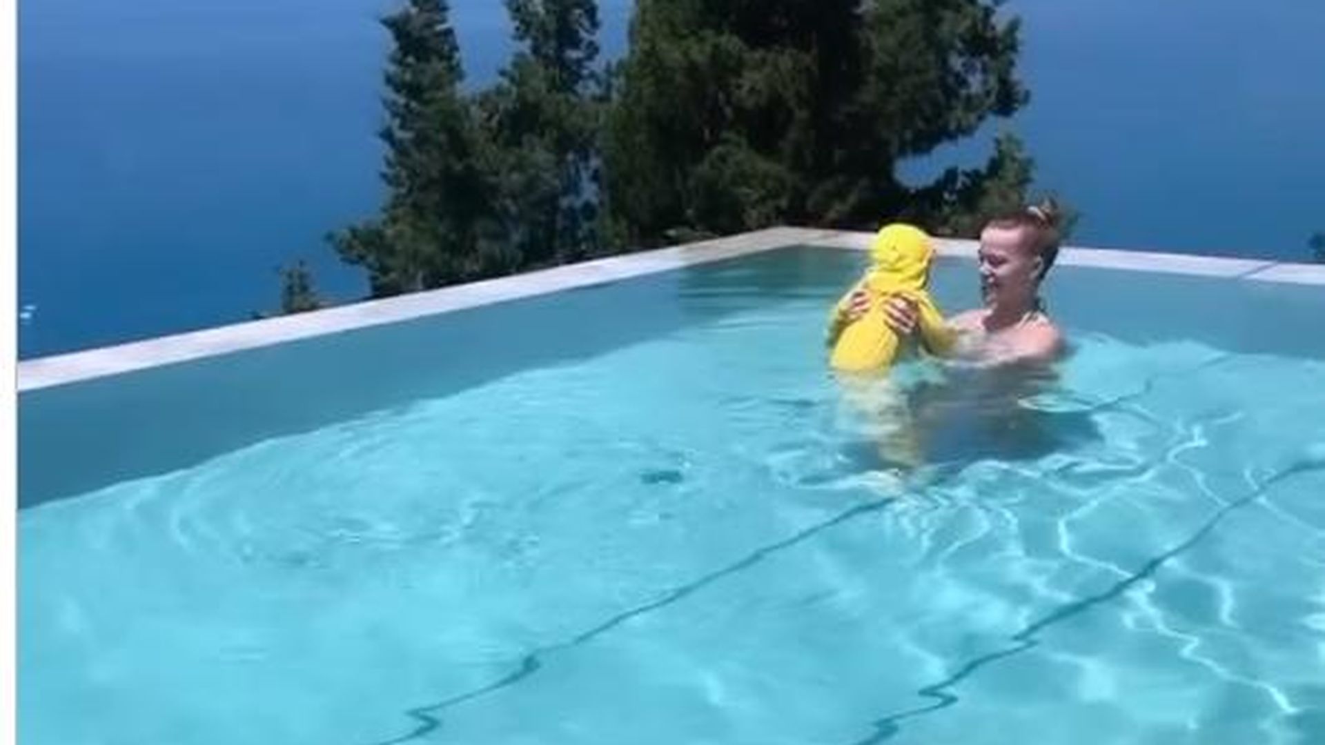 So süß planschen Laura Maria Rypa und Baby Leano im Pool