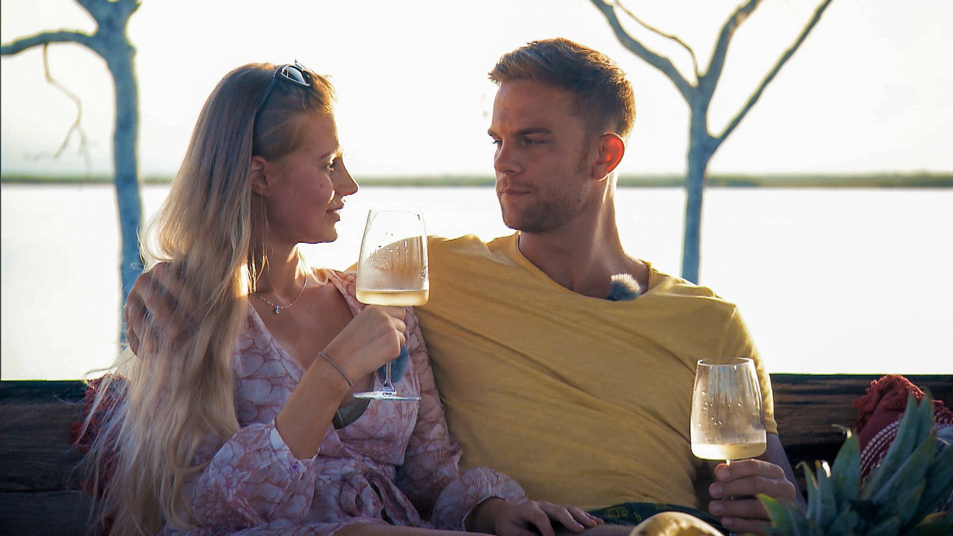 Wegen Fake-Lippen? Bachelor Basti schickt Leah nach Hause