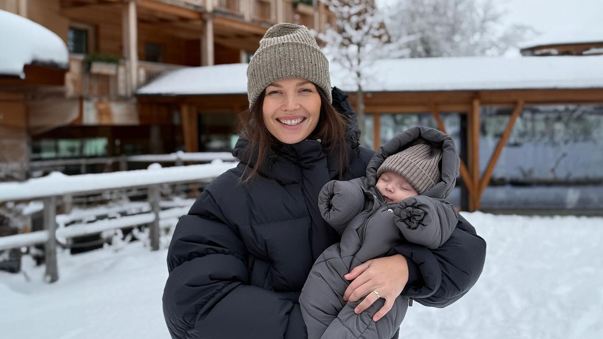 So geht "Rote Rosen"-Star Lena Meckel mit Mom-Shaming um