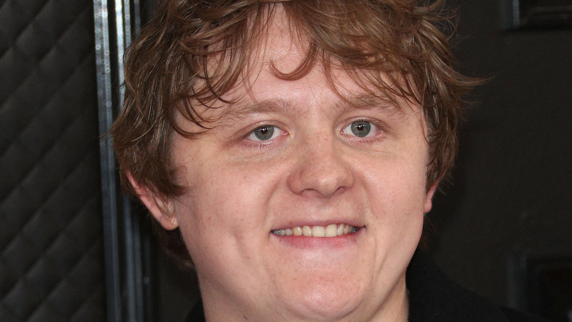 Musik-Auszeit bald zu Ende? Lewis Capaldi strahlt wieder!