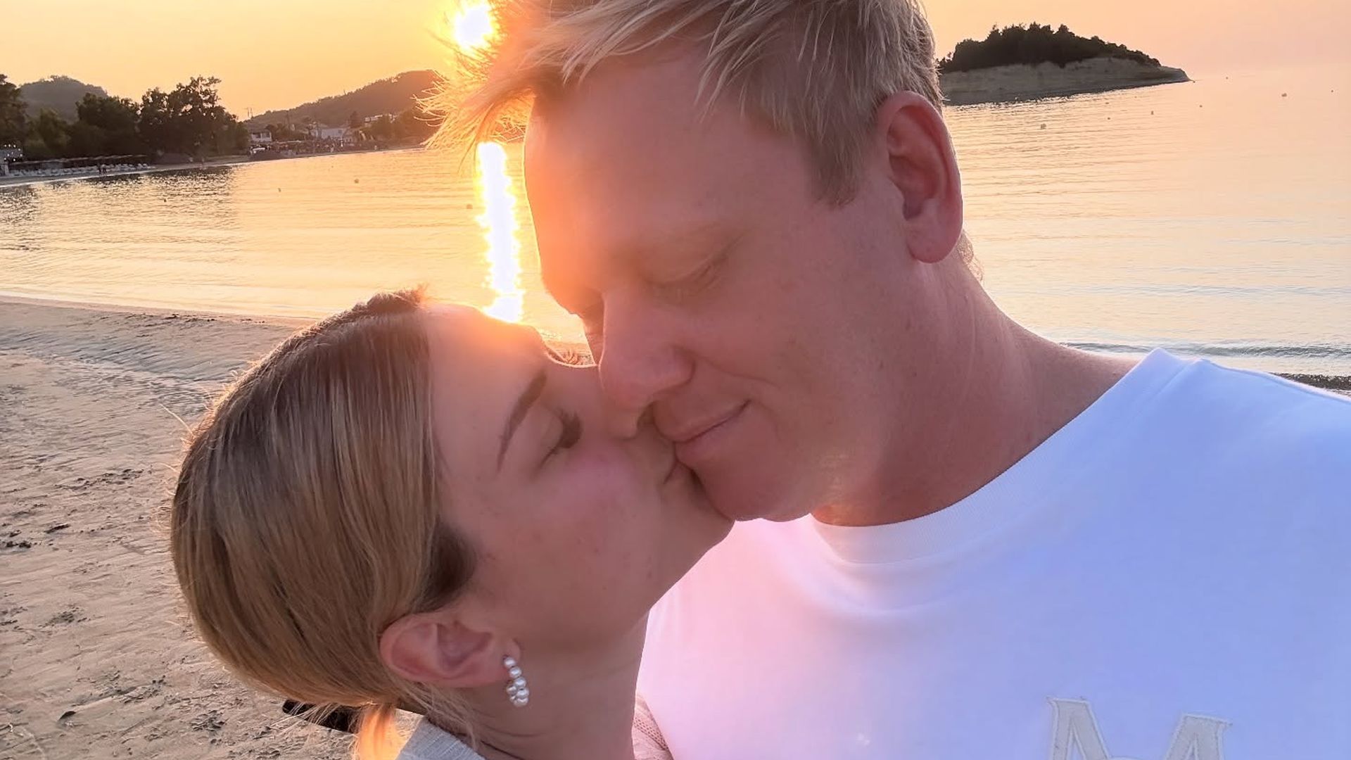 So verliebt zeigen sich Knossi und seine Verlobte im Netz