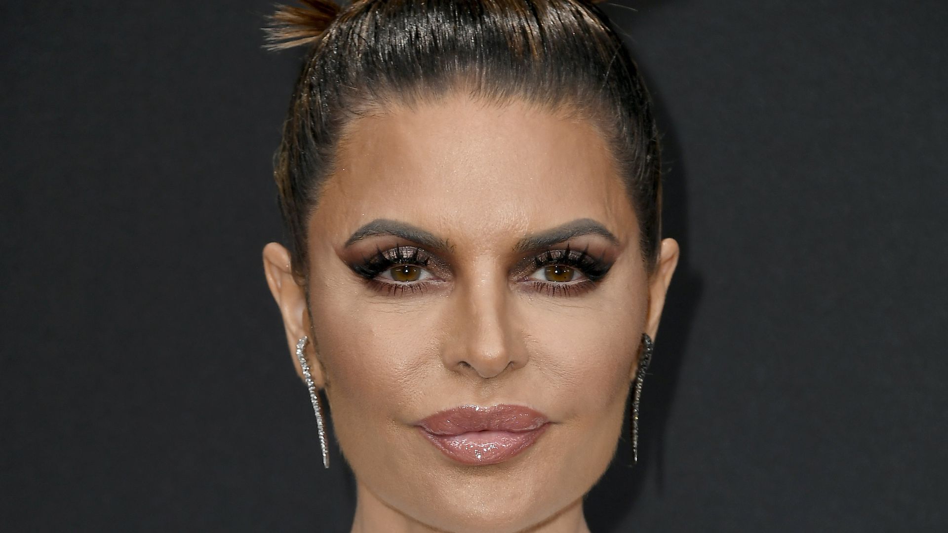 Botox-Fail? Lisa Rinna mit starrem Gesicht auf rotem Teppich