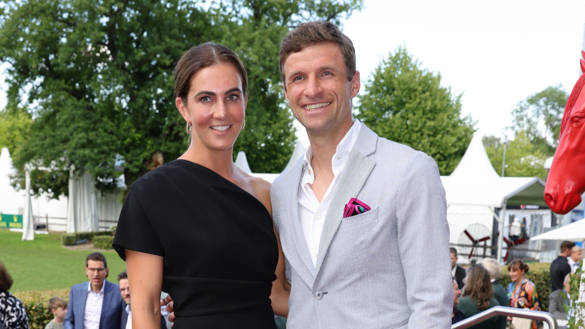 Thomas Müller unterstützt Lisa bei Dressur-Wettkampf
