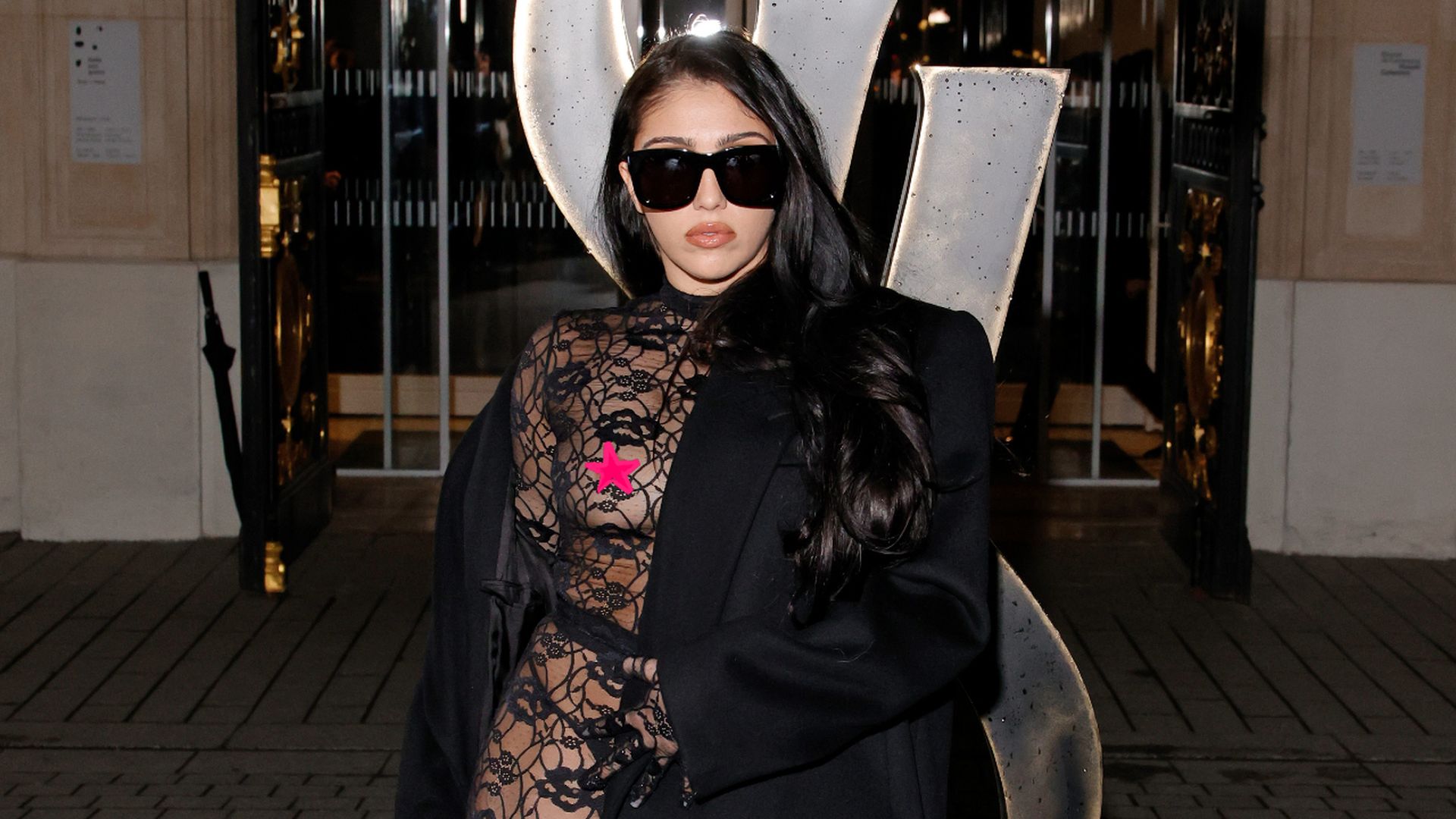 Hauch von nichts: Lourdes Leon mit nackter Brust auf Event