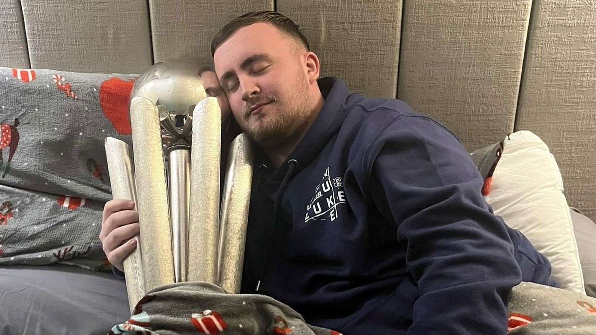 Wie Messi: Darts-Wunderkind Luke Littler kuschelt mit Pokal