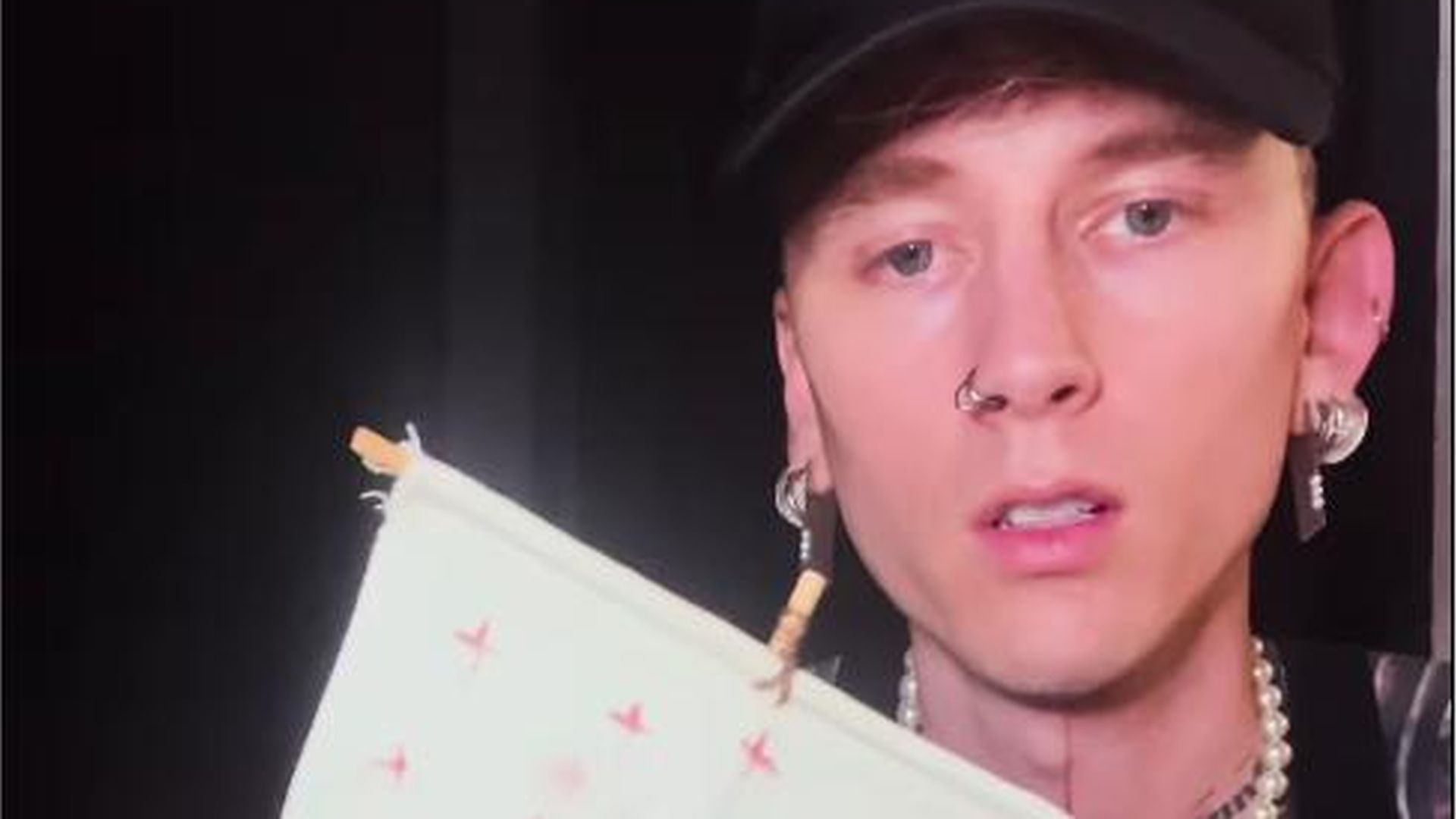 Im Beziehungswirrwarr: Machine Gun Kelly zeigt neues Hobby
