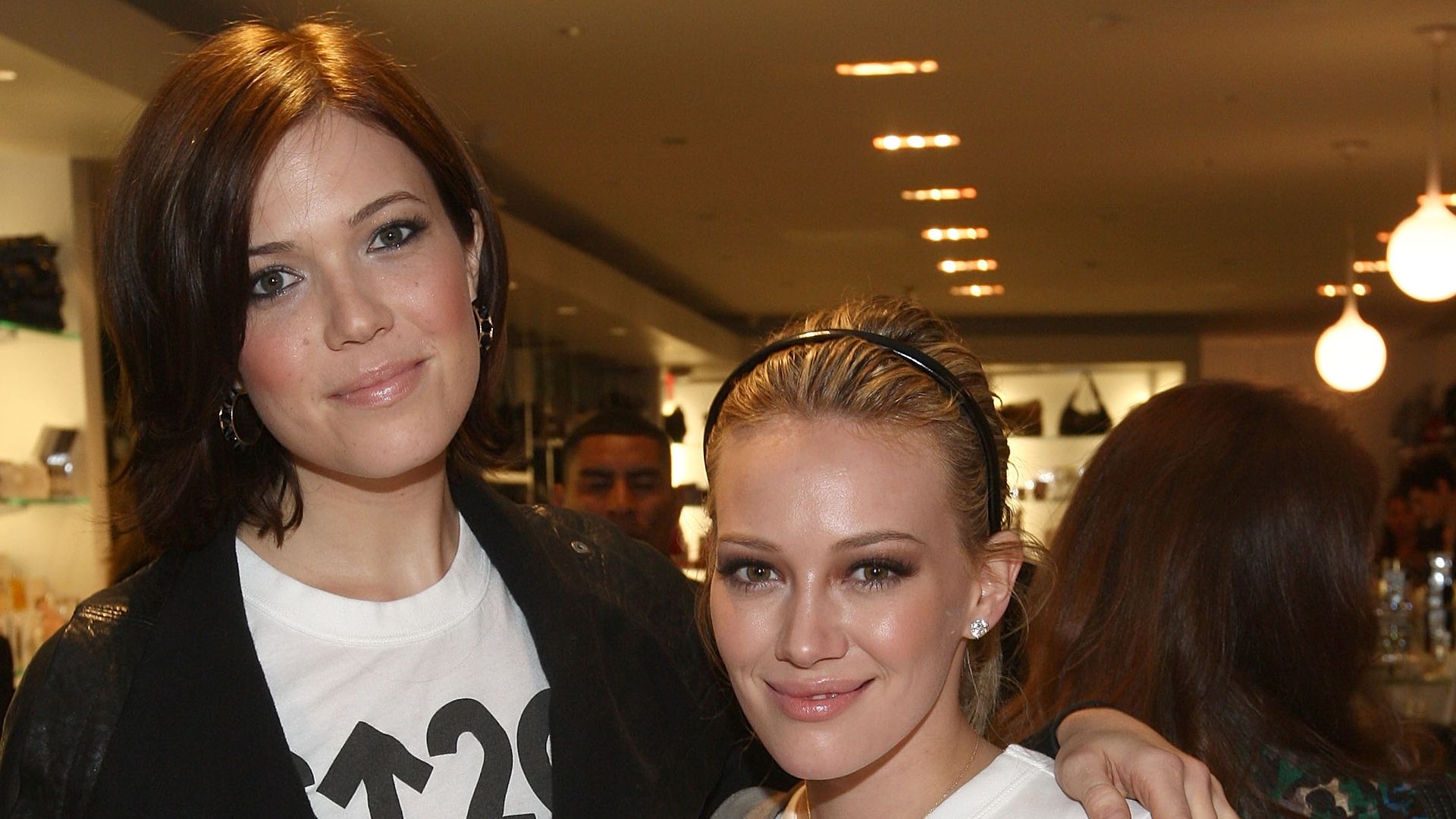 Promi-Müttergruppe: Mandy Moore schwärmt von Hilary Duff