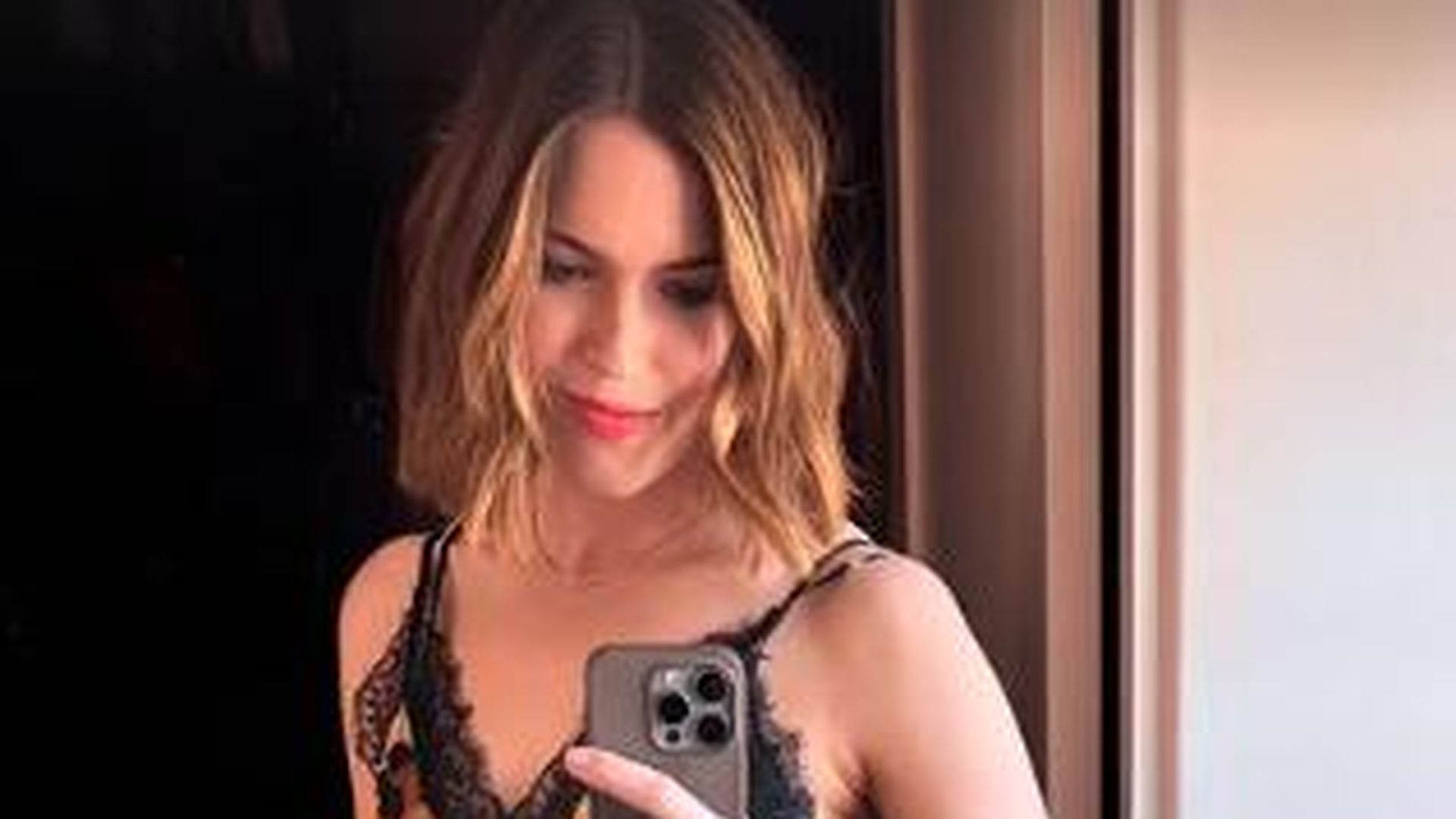 Schwangere Mandy Moore zeigt ihr ganz kleines Babybäuchlein