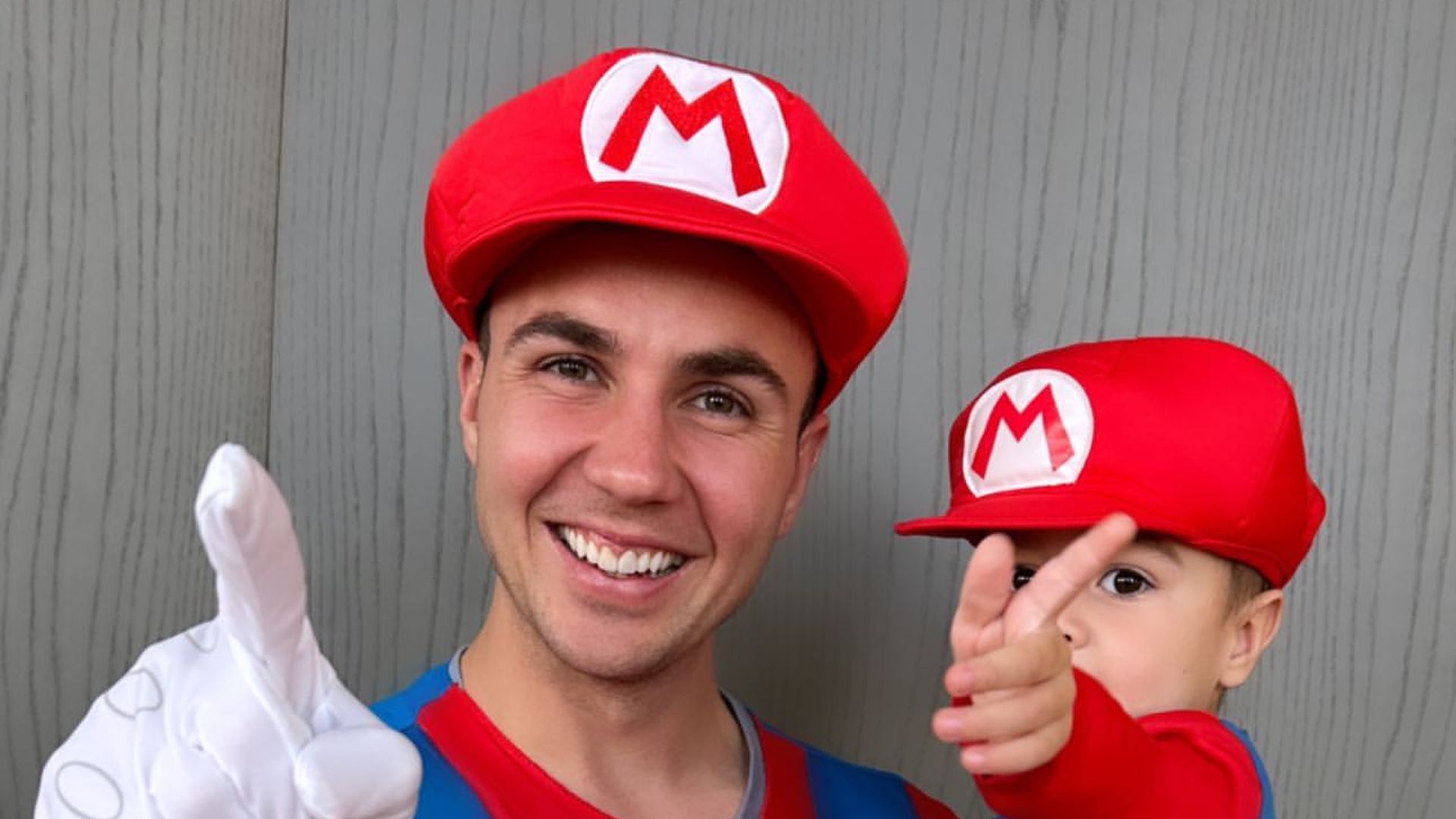 Mario Götze und Rome tragen an Halloween Nintendo-Klassiker