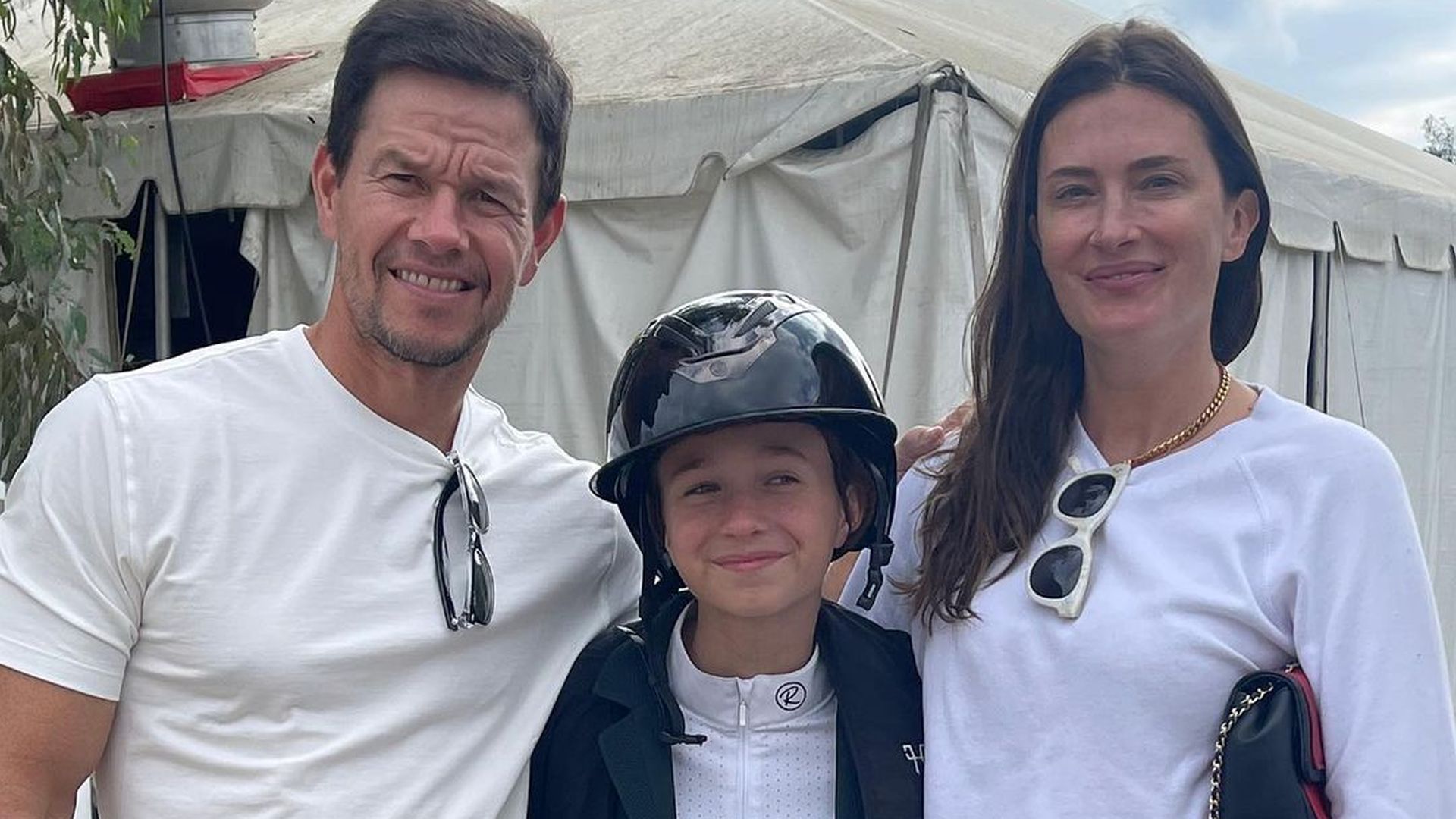 So Süß Kuschelt Mark Wahlbergs Tochter Grace Mit Ihrem Pferd