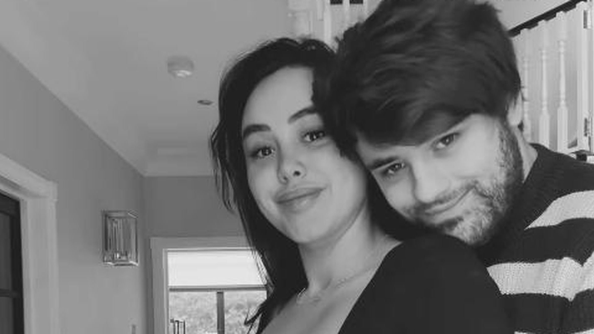 Marnie Simpson begrüßt ihr drittes Kind mit Ehemann Casey