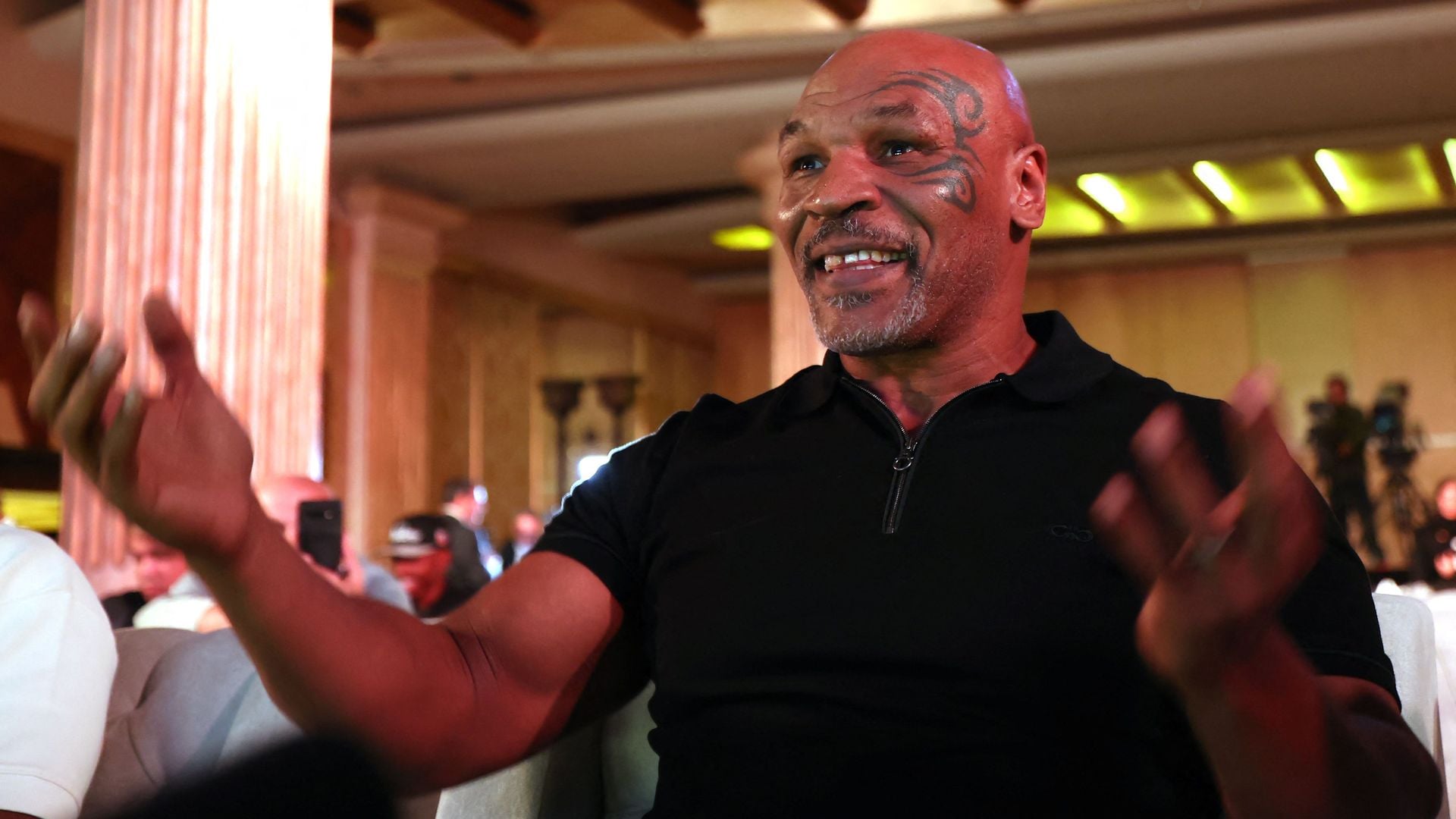 Mike Tyson zeigte im Livestream versehentlich nackten Po