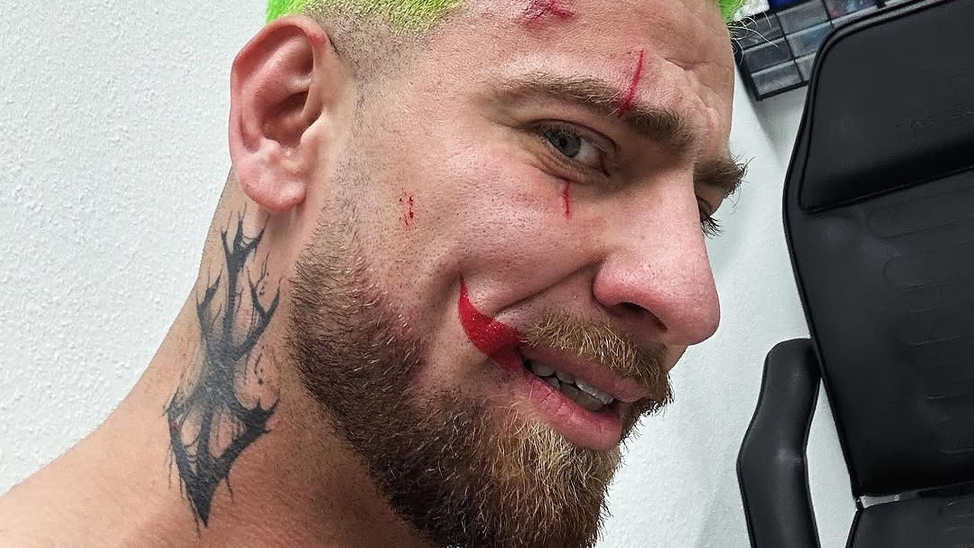 Heftig: Rapper Mois schockiert Fans mit Gesichtstattoo