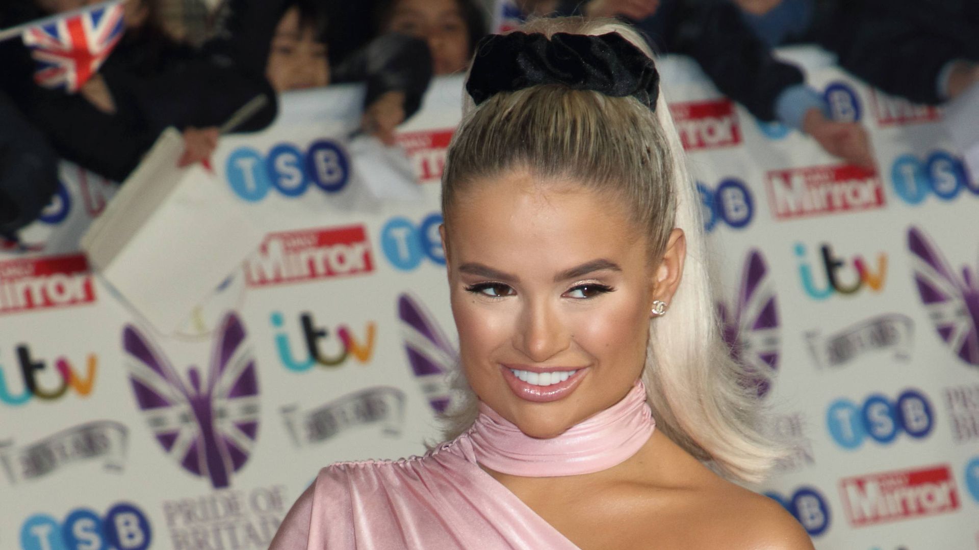 Hand versteckt? Molly-Mae Hague heizt Verlobungsgerüchte an