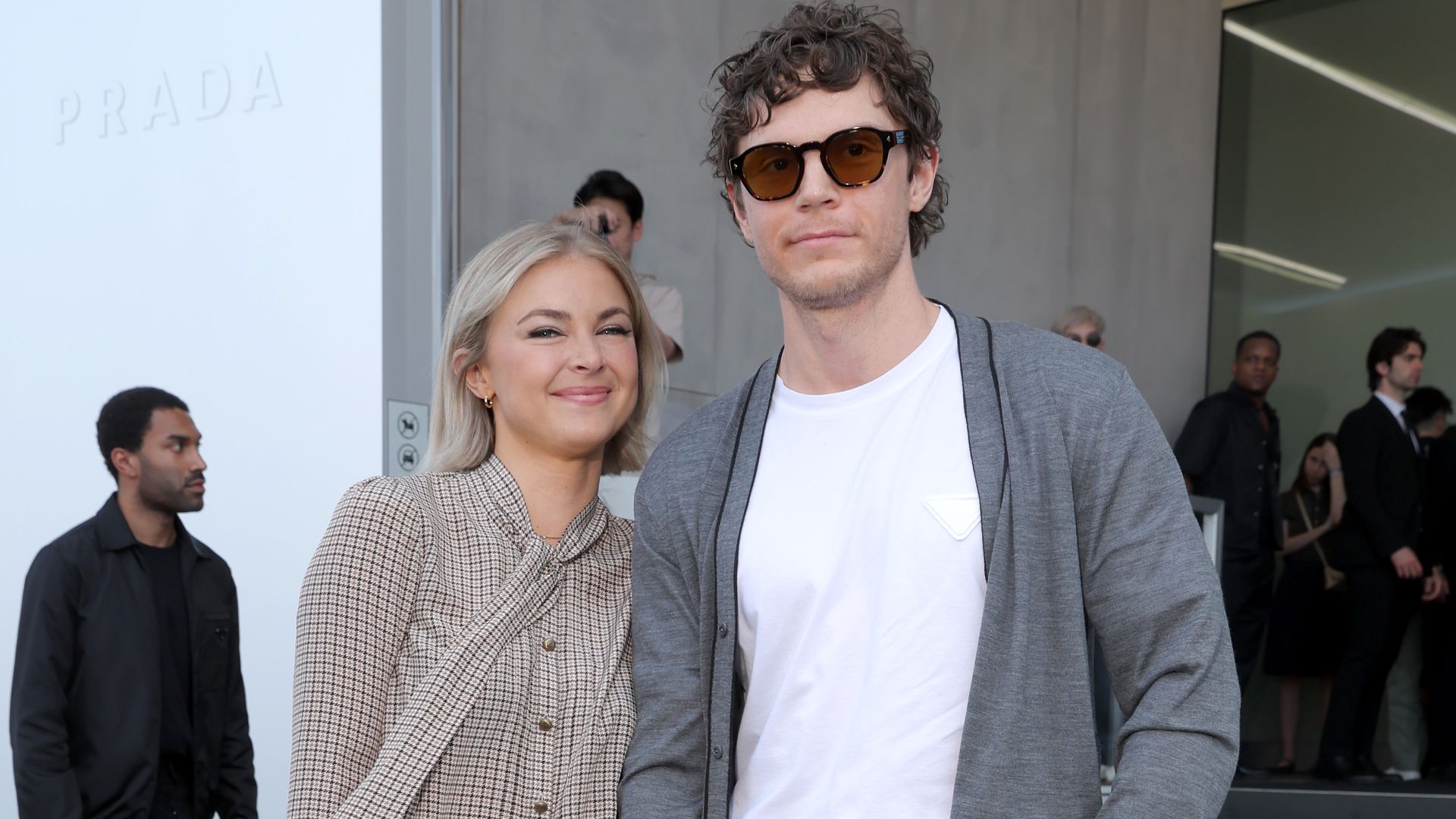 Evan Peters macht Beziehung auf dem Red Carpet öffentlich!