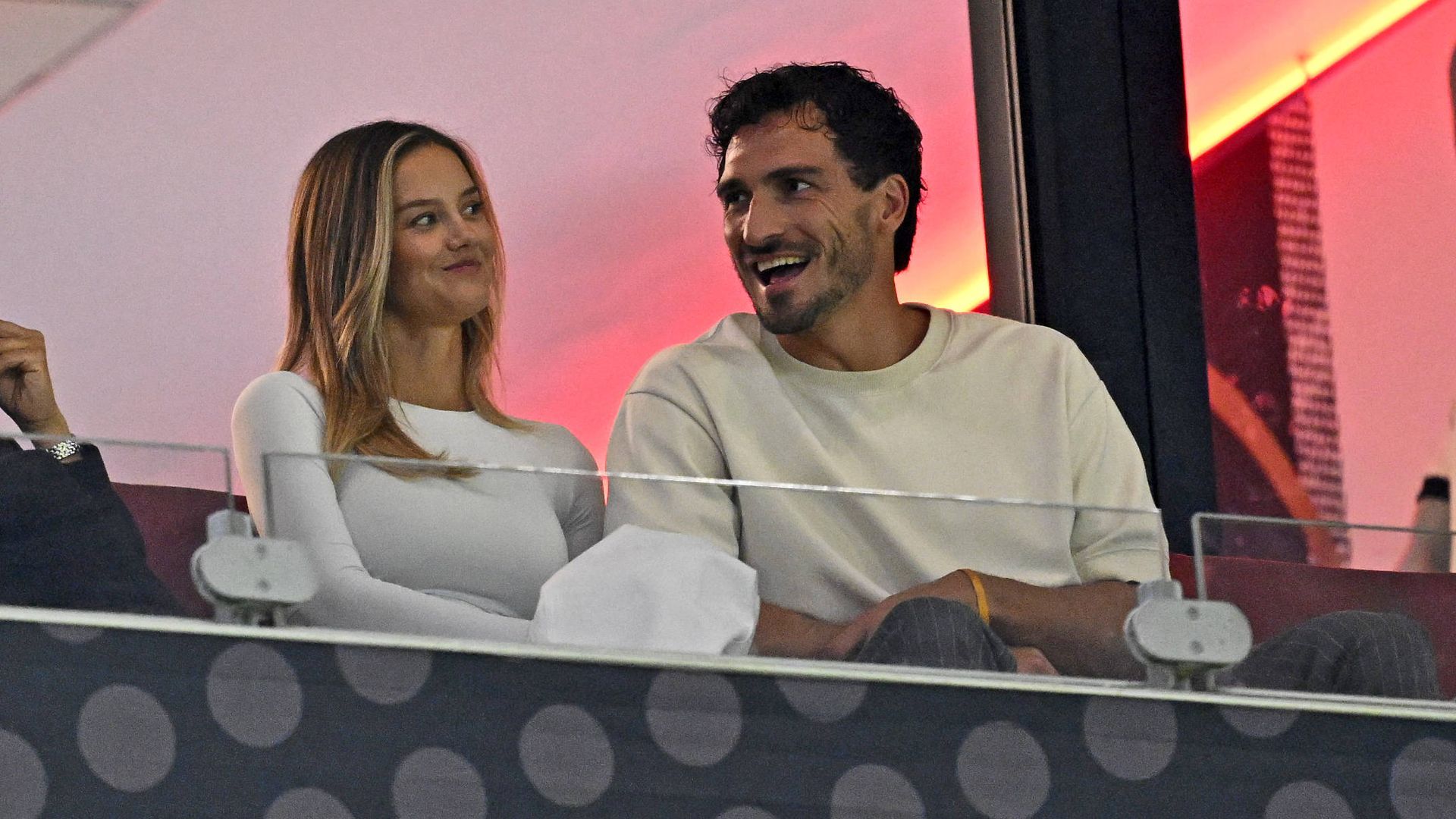 Nicola Cavanis und Mats Hummels turteln in Stadion-Loge