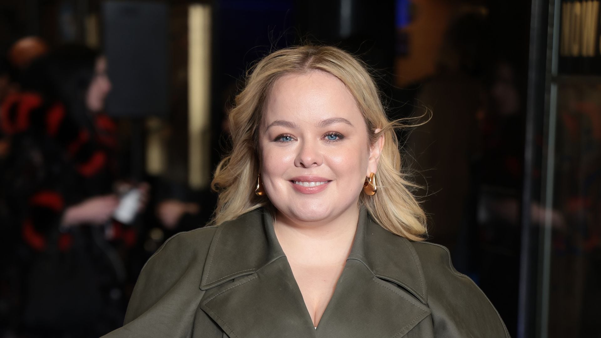 "Bridgerton"-Star Nicola Coughlan bricht mit Body Positivity