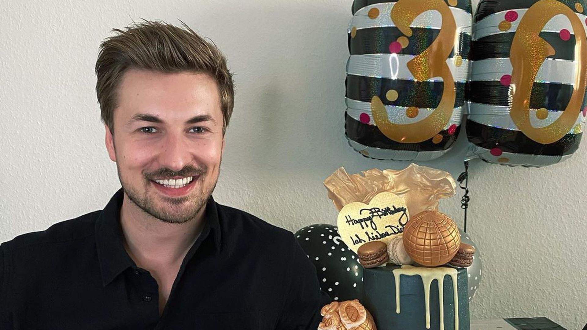 Nicolas Puschmann wird 30: Lars gratuliert mit XXL-Torte