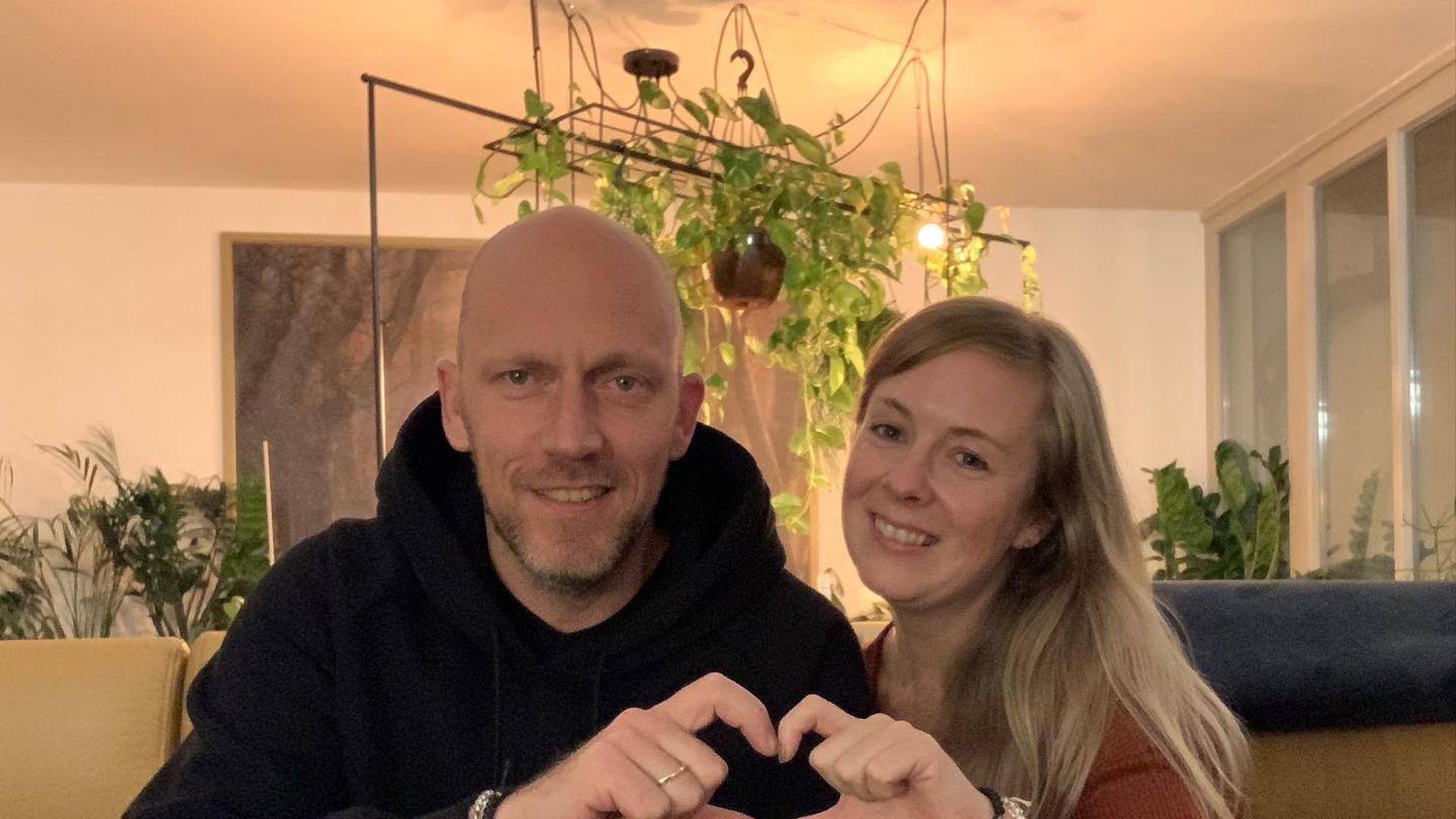 "Hochzeit auf den ersten Blick"-Oli feiert halbes Jahr Ehe