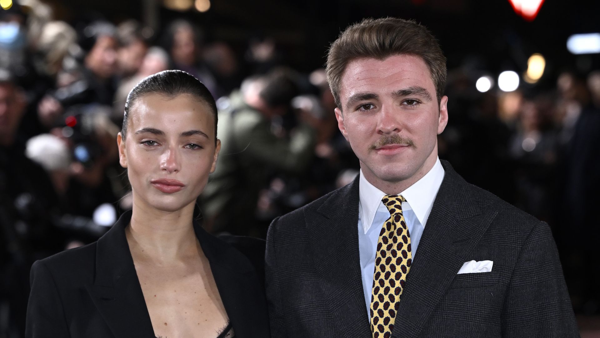 Rocco Ritchie und seine Olivia turteln auf dem Red Carpet