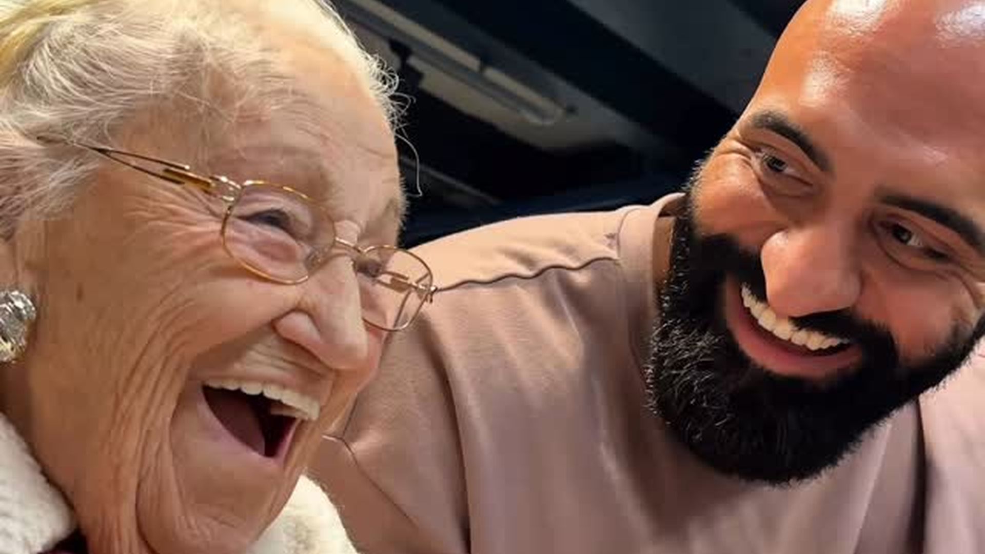 Mini-Oma-Lotti: TikTok-Pfleger Rashid überrascht Oma Edith