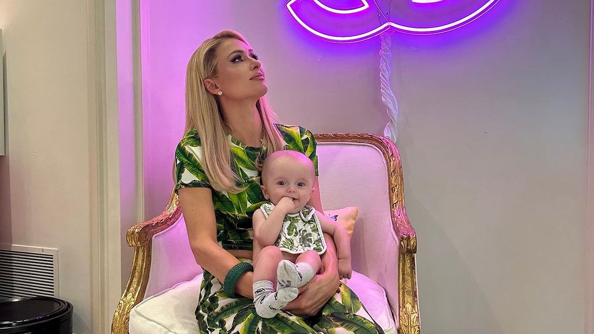 Süß: Paris Hilton verzaubert im Partnerlook mit Baby Phoenix