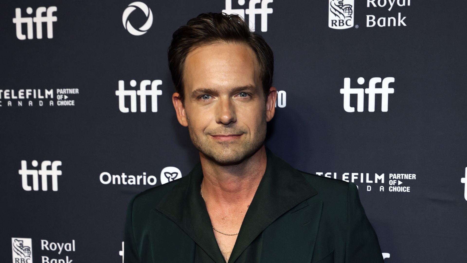Patrick J. Adams über Schlafmangel nach drittem Baby