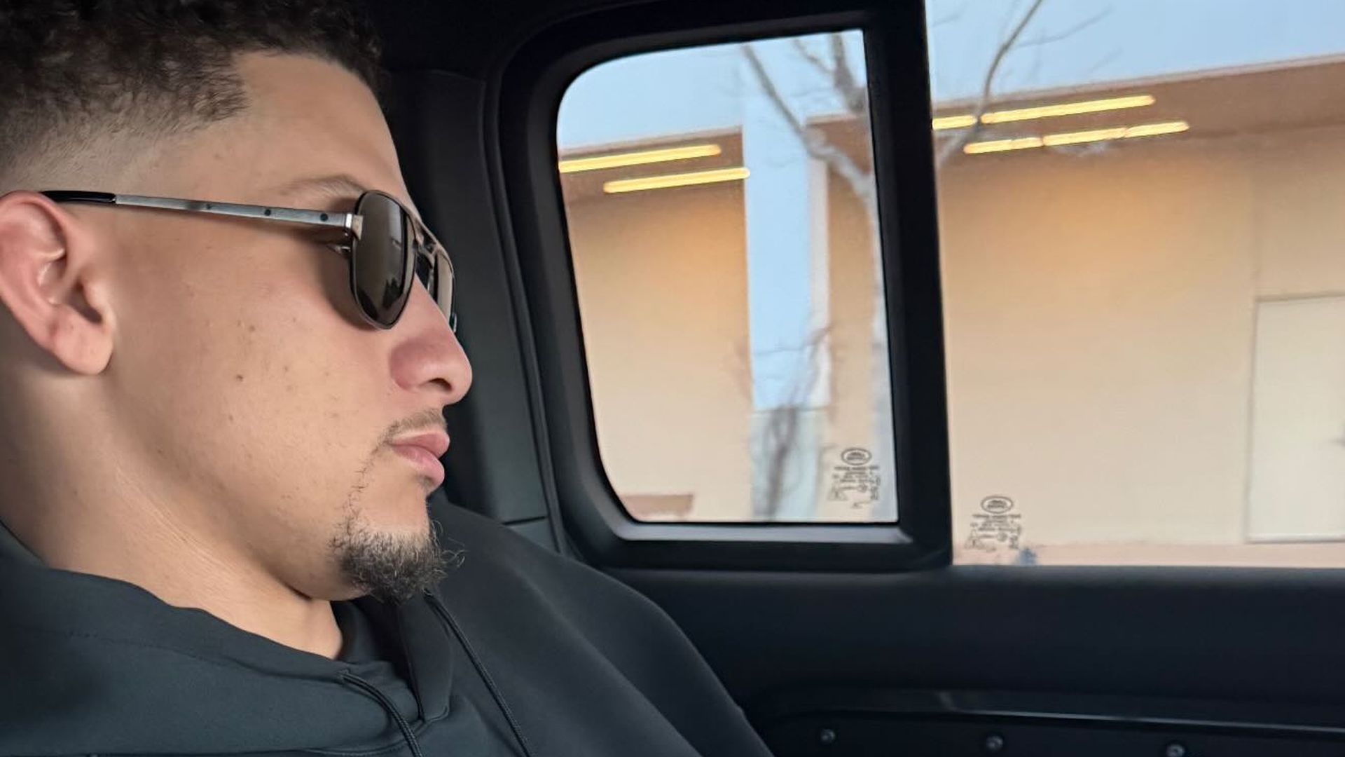 So süß unterstützt Patrick Mahomes Brittany bei Shooting