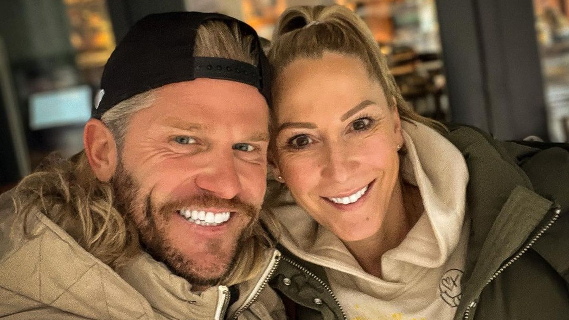 Paul Janke zeigt sich innig mit seiner Schwester Anna