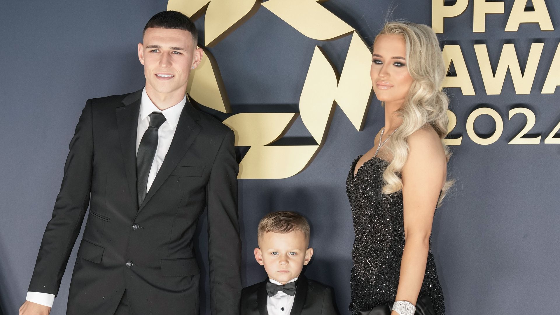 Phil Foden strahlt mit seiner Familie auf dem roten Teppich