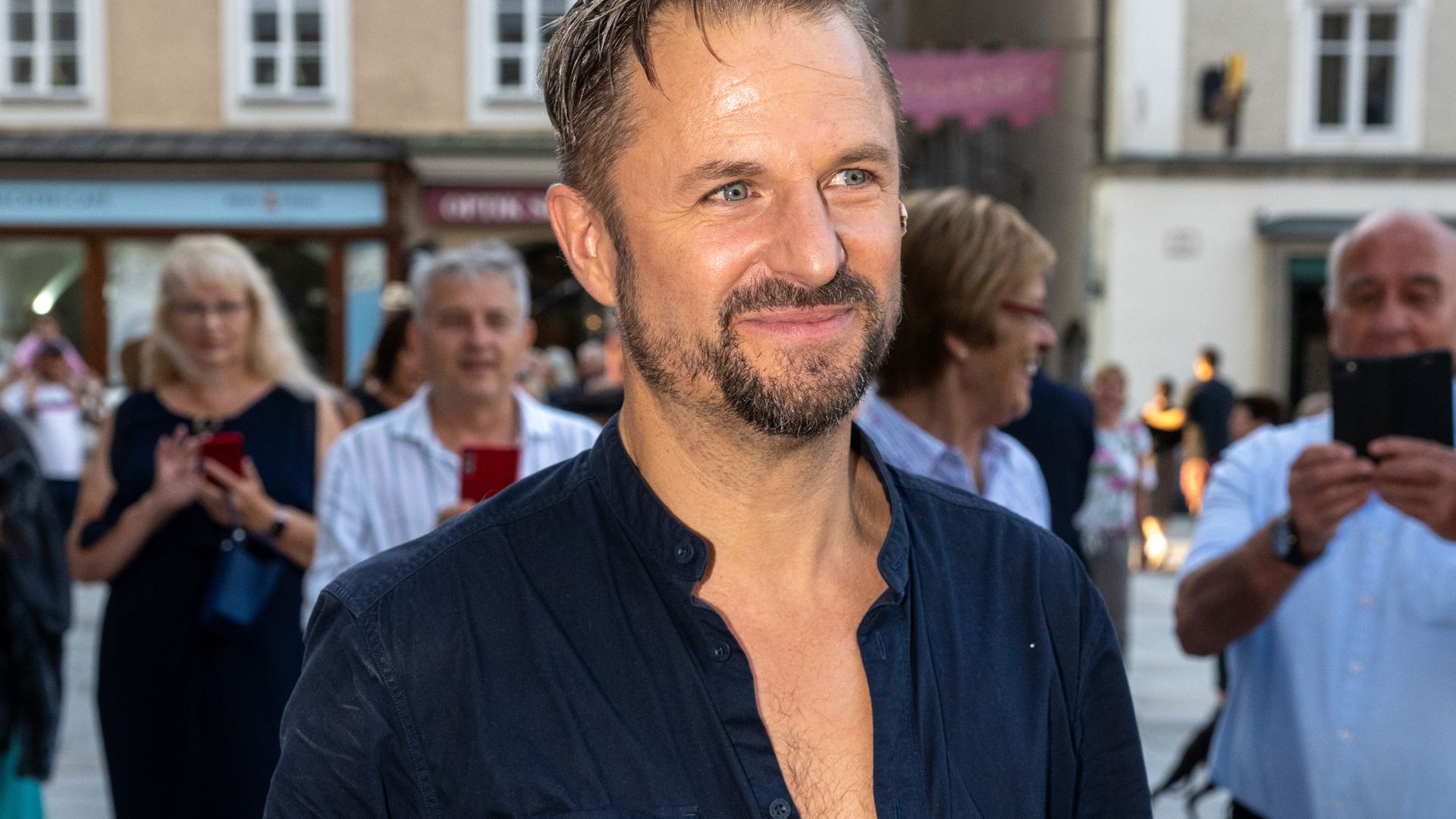 Schauspieler Philipp Hochmair bevorzugt verheiratete Frauen