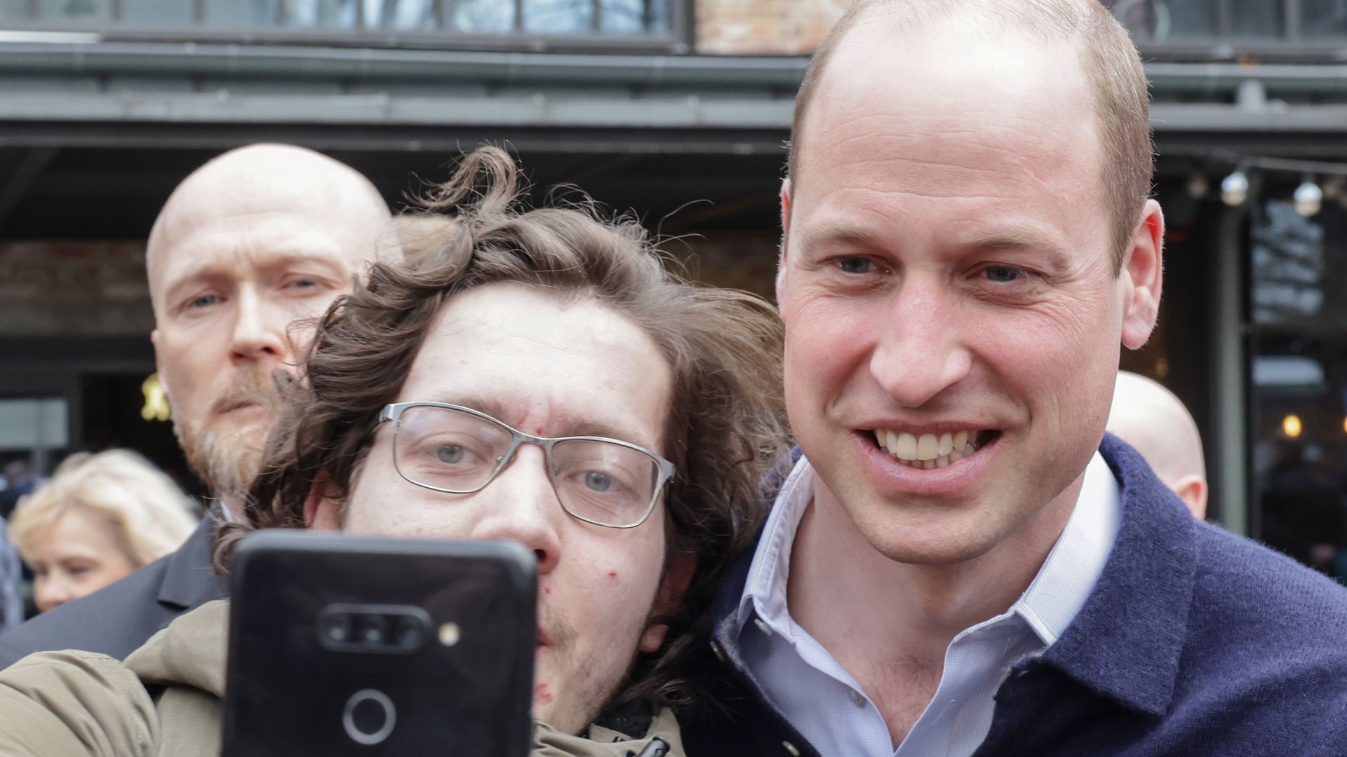 Selfies mit Royal-Fans: Prinz William bricht das Protokoll!