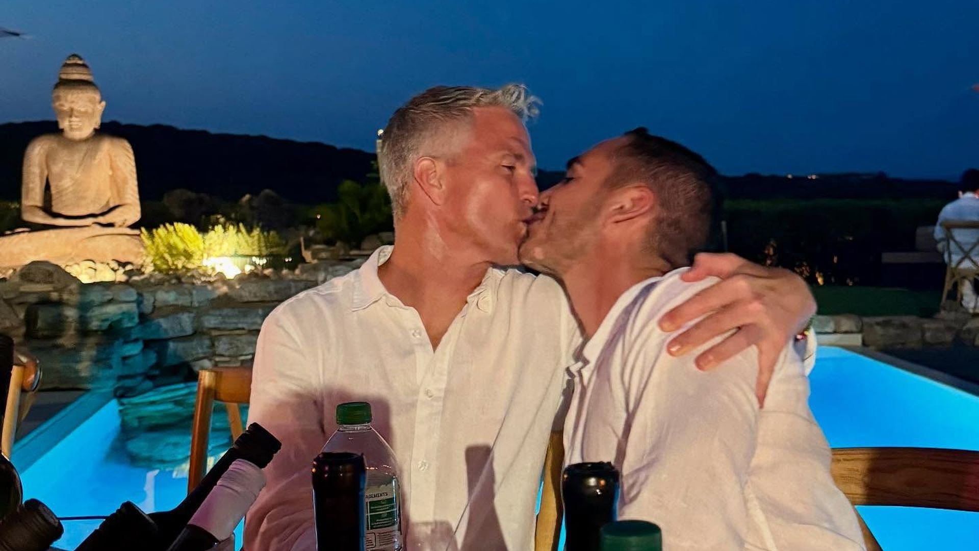 Étienne feiert Ralf Schumachers Geburtstag mit Kussfoto