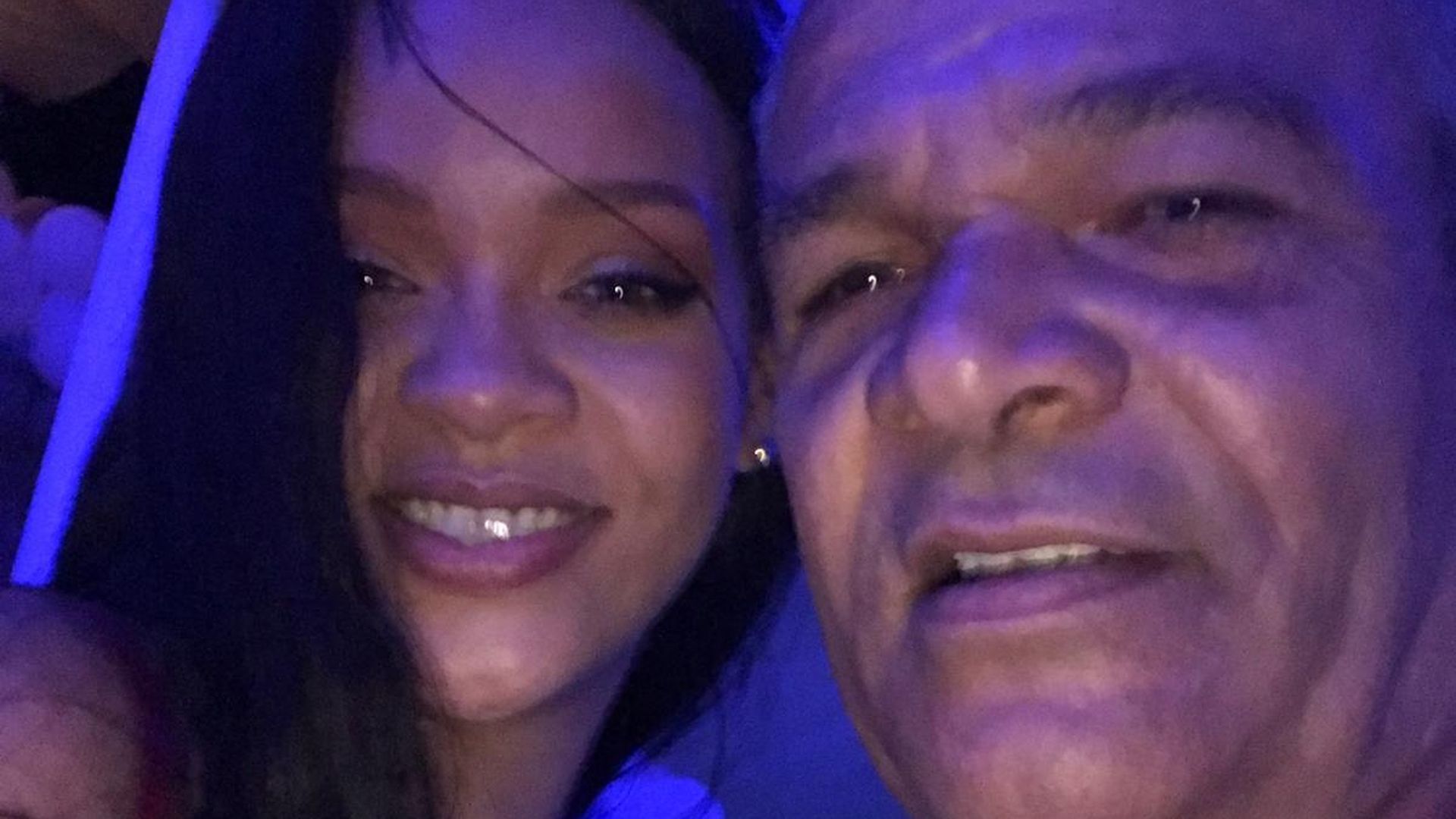 Rihanna ehrt Papa Ronald Fenty auf seiner Beerdigung