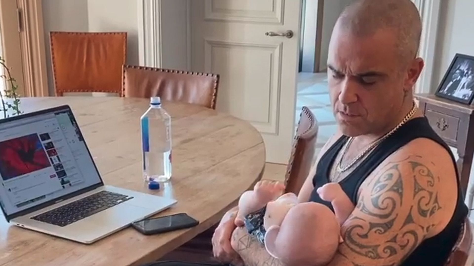 Zum Dahinschmelzen: Hier wiegt Robbie Williams sein Baby