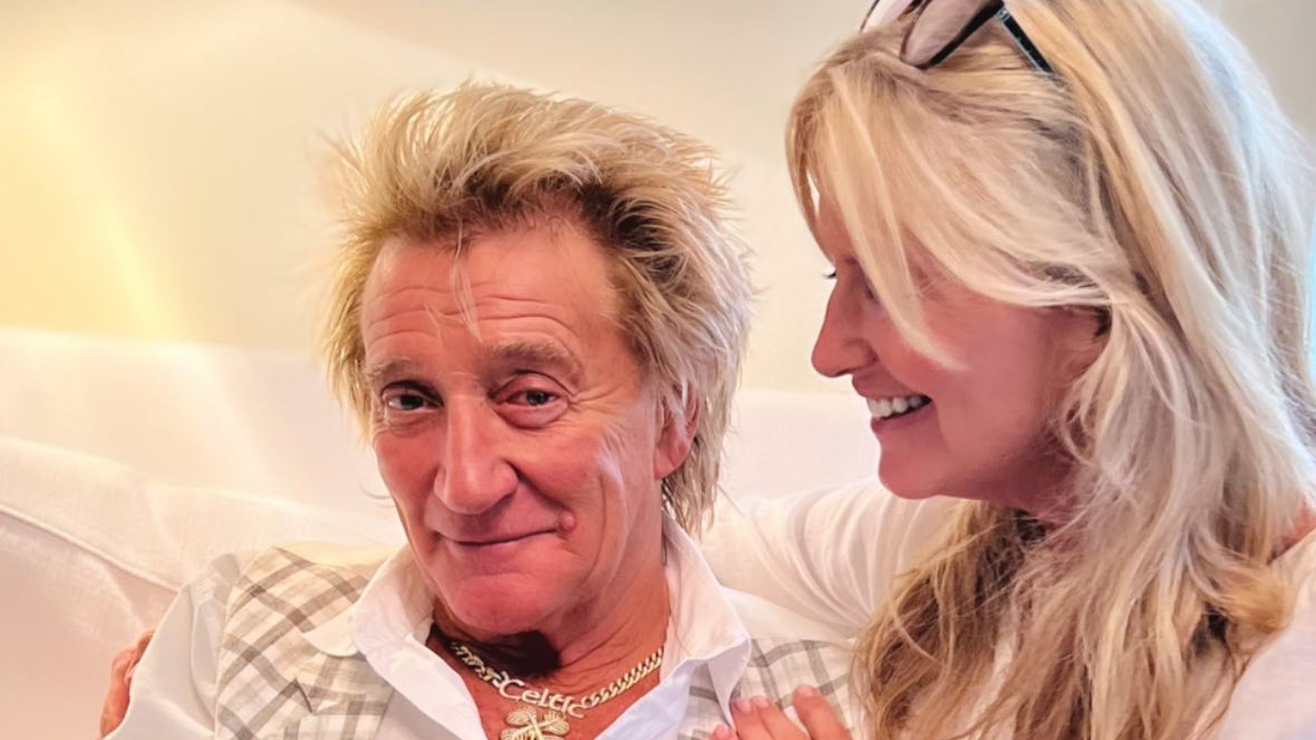 Rod Stewart hat zum ersten Mal seine Enkelsöhne getroffen!