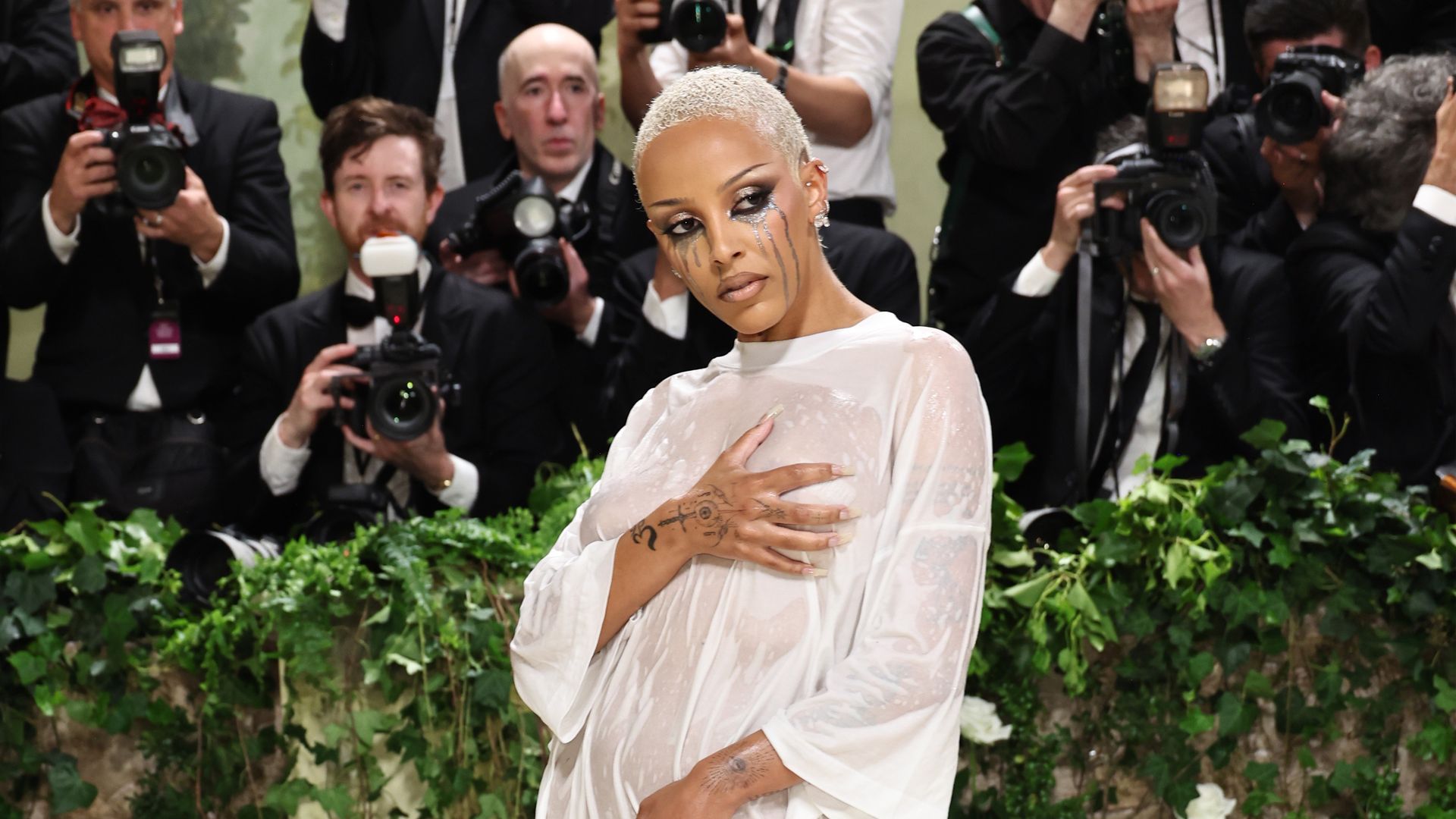 Wet Look: Doja Cat setzt Fashion-Statement auf der Met Gala