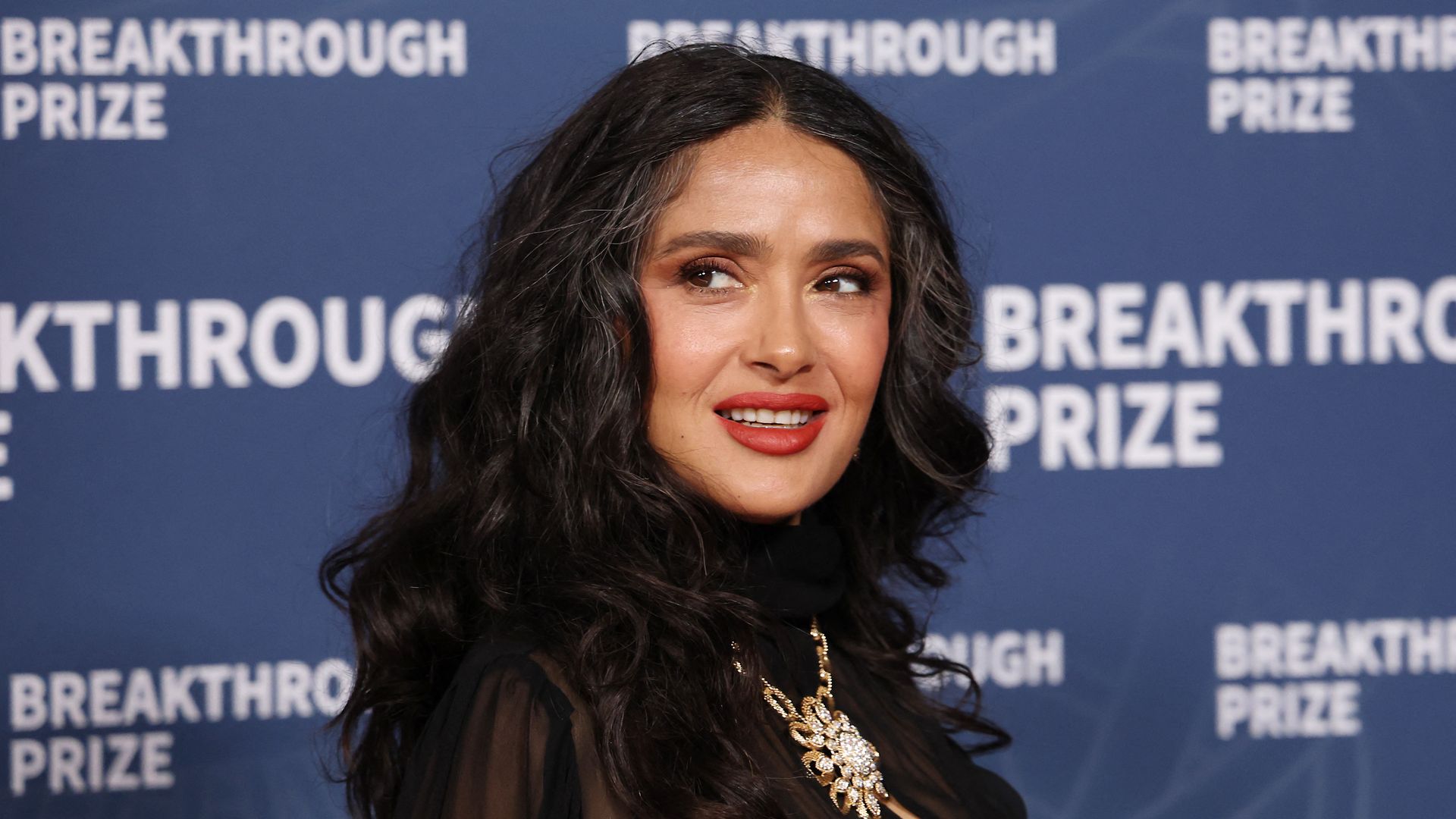 Salma Hayek (59) zeigt stolz ihre grauen Haare in Paris