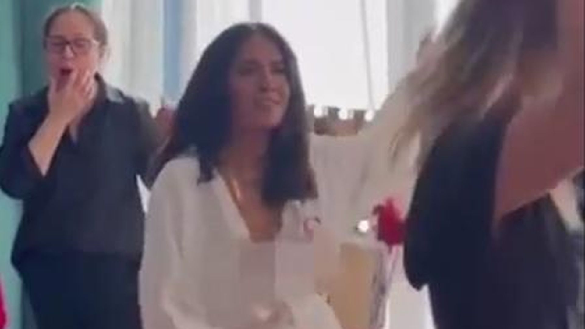 Entblößt? Salma Hayeks Bademantel verrutscht beim Tänzchen